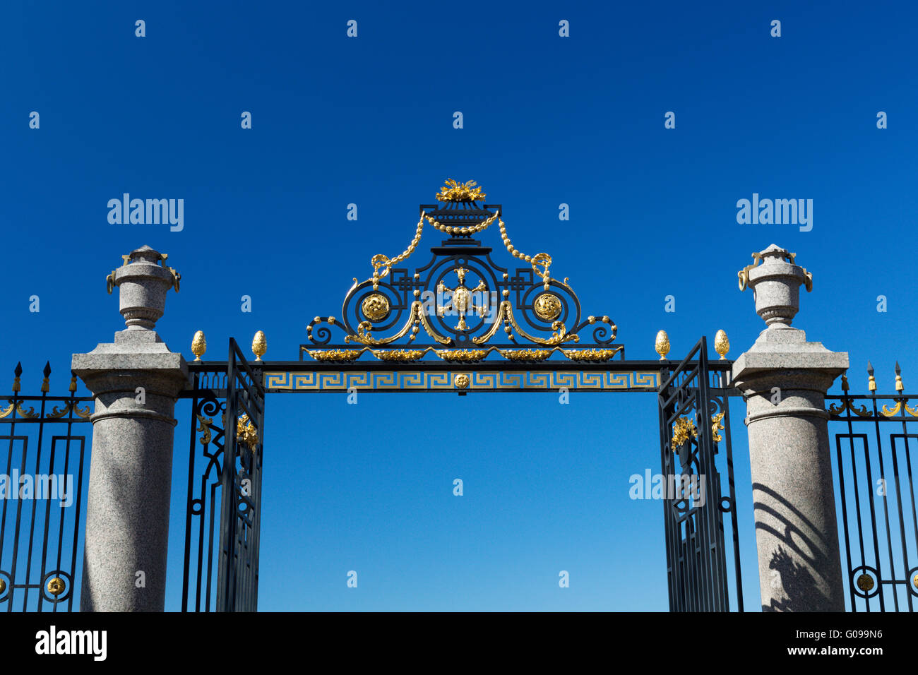 Gate pillar design hi-res stock photography and images - Alamy
