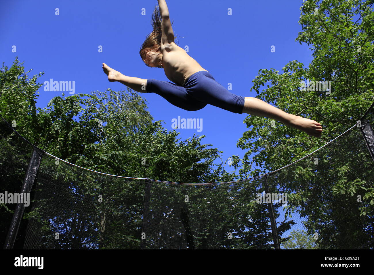 Trampolin springen hi-res stock photography and images - Alamy