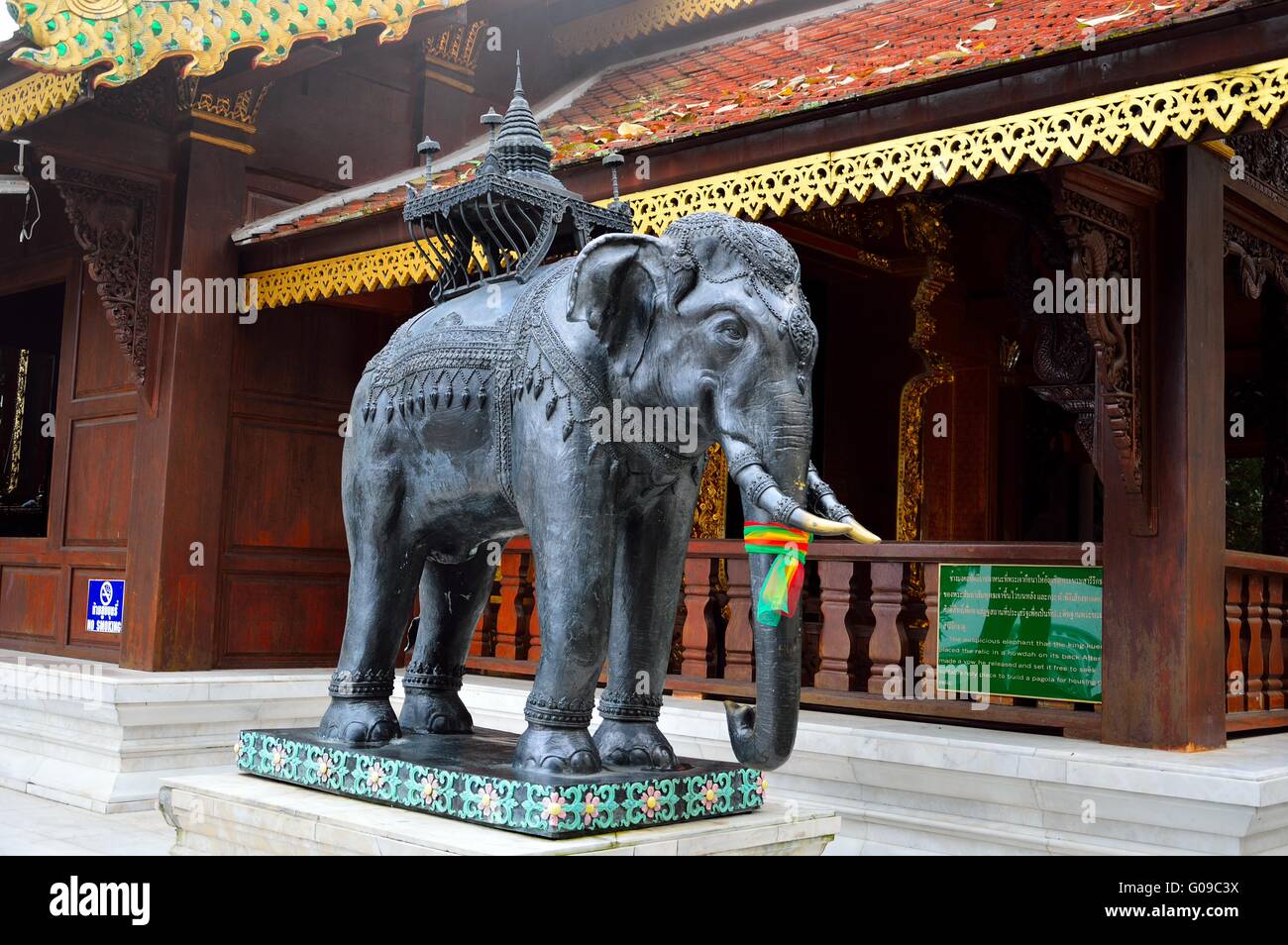 African elephant statue hi-res stock photography and images - Alamy