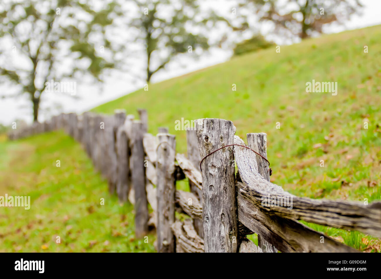 Old barn split rail fence hi-res stock photography and images - Alamy