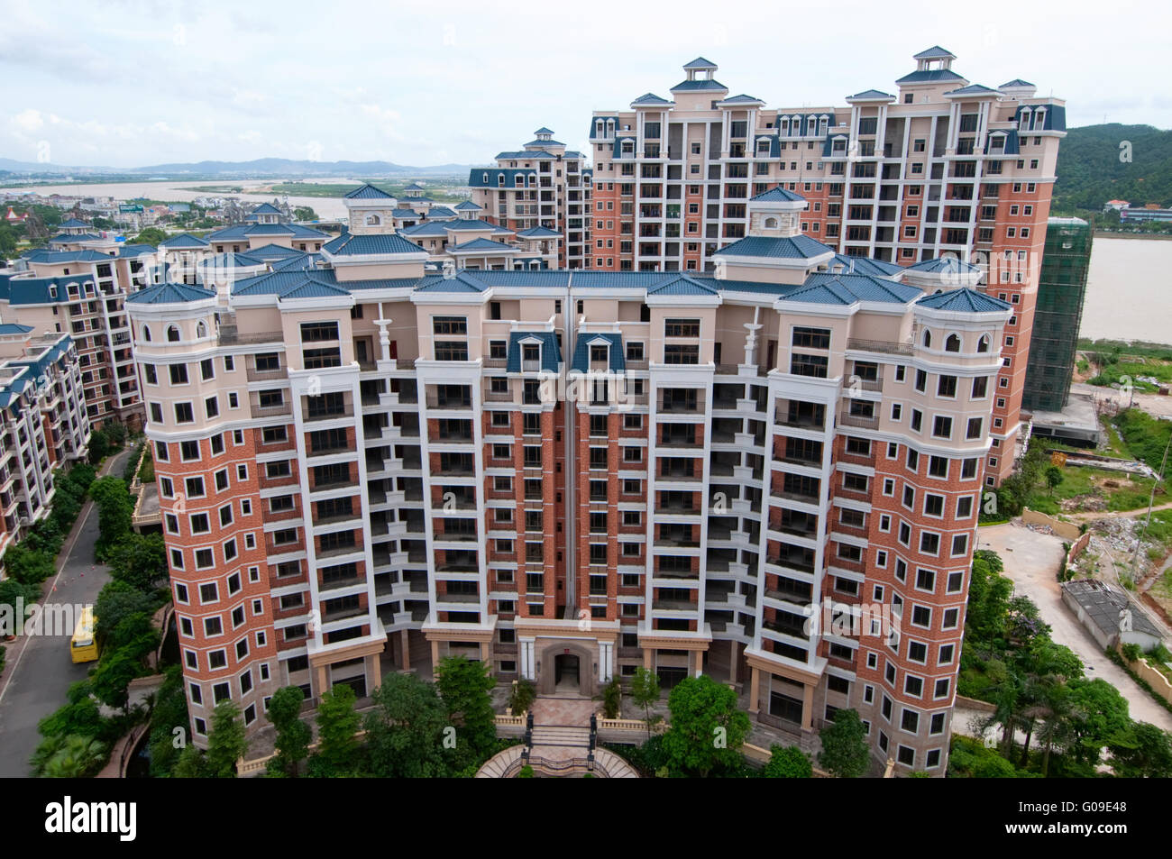 Perspective view of Modern and new apartment building Stock Photo - Alamy