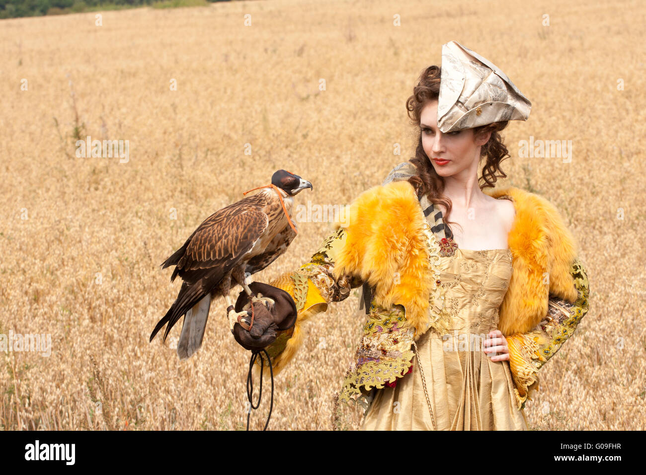 Woman With Falcon Stock Photos & Woman With Falcon Stock Images - Alamy
