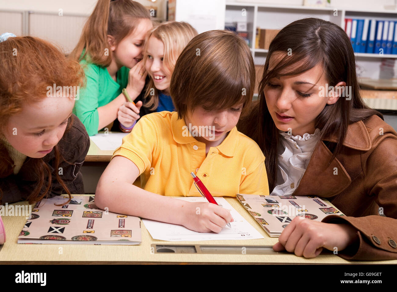 The teacher helps Stock Photo - Alamy
