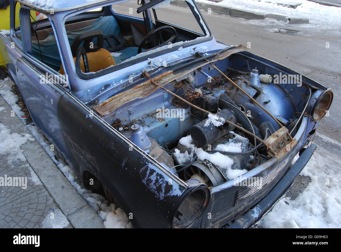Abandoned, damaged and broken old blue car Stock Photo - Alamy