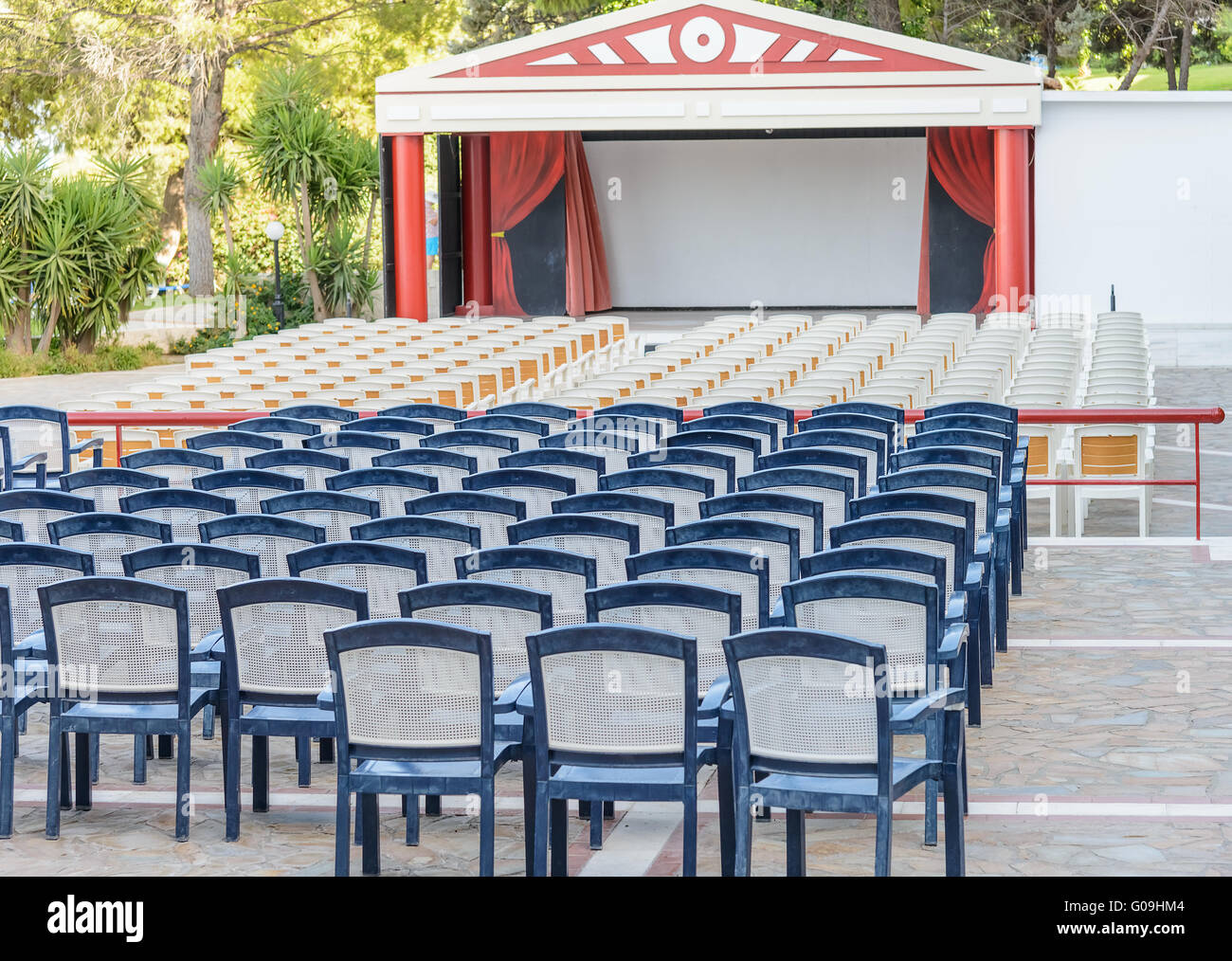 Furniture outdoors hi-res stock photography and images - Alamy