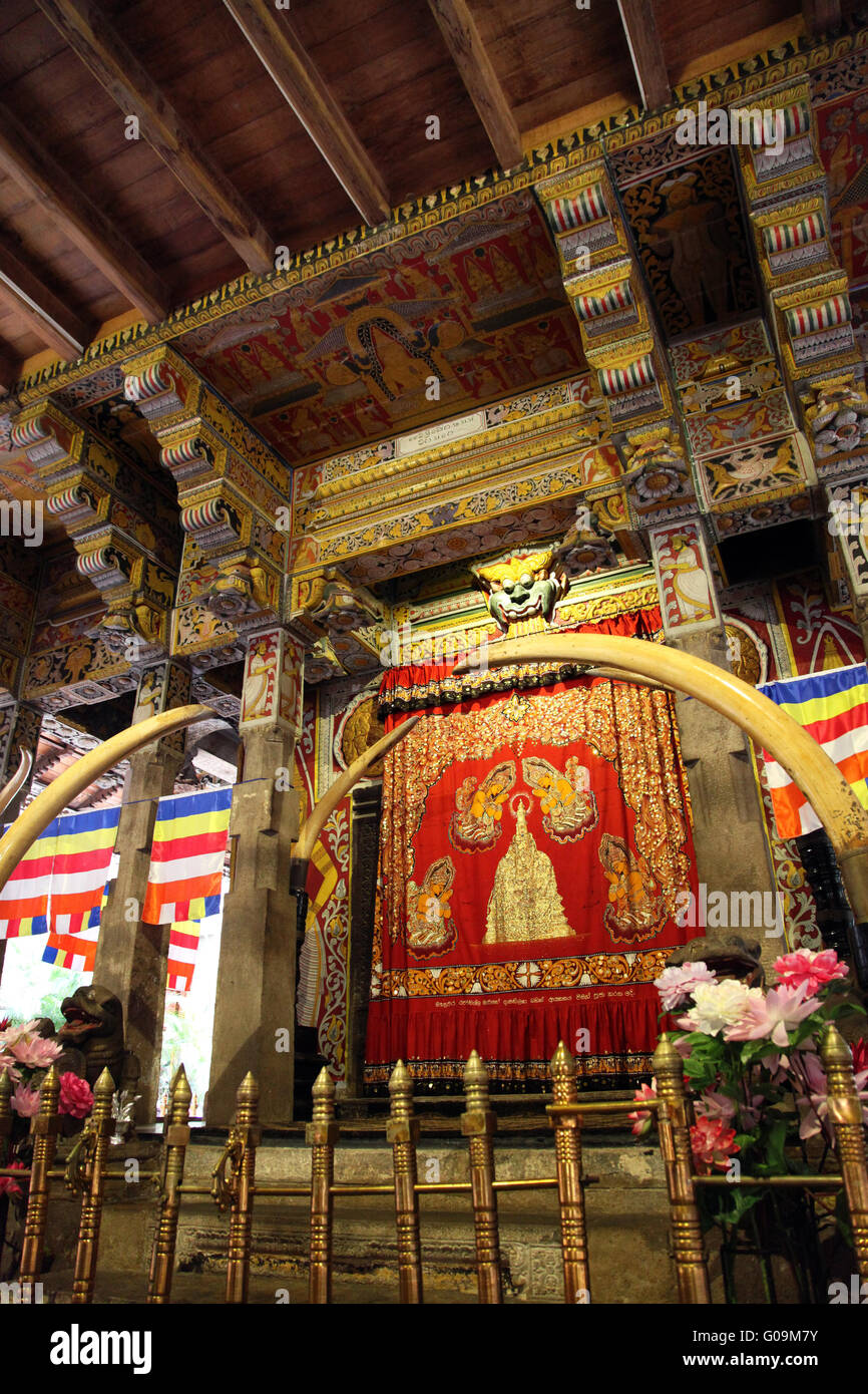 Temple of the Tooth Relic - Dalada Maligawa, Kandy Stock Photo - Alamy