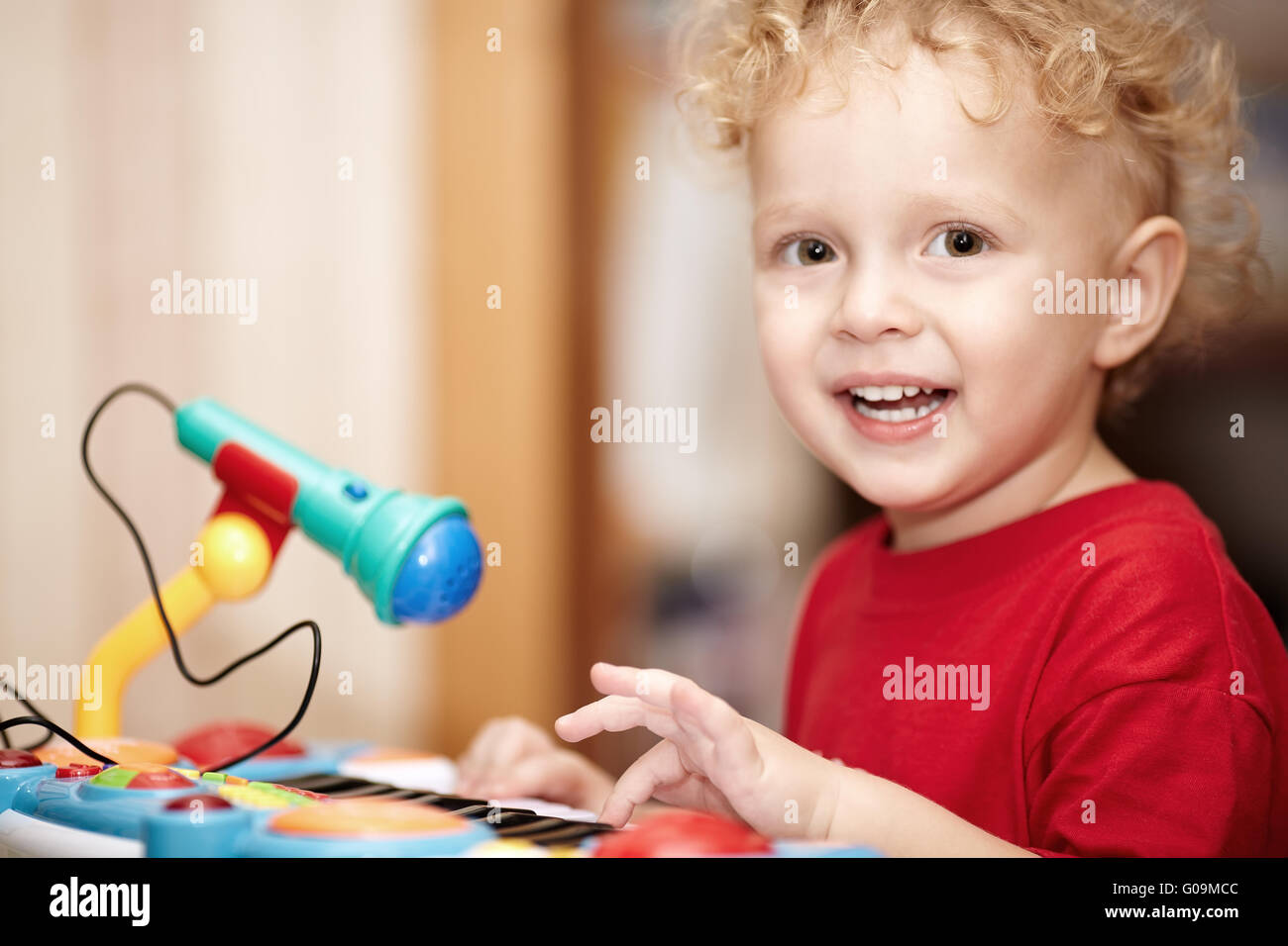Kids microphone hi-res stock photography and images - Alamy
