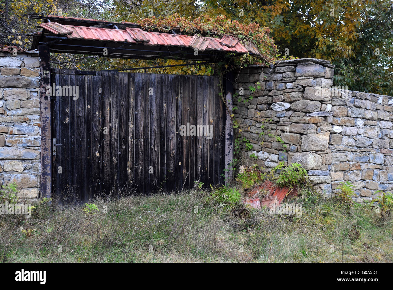 Unpainted wooden gate hi-res stock photography and images - Alamy