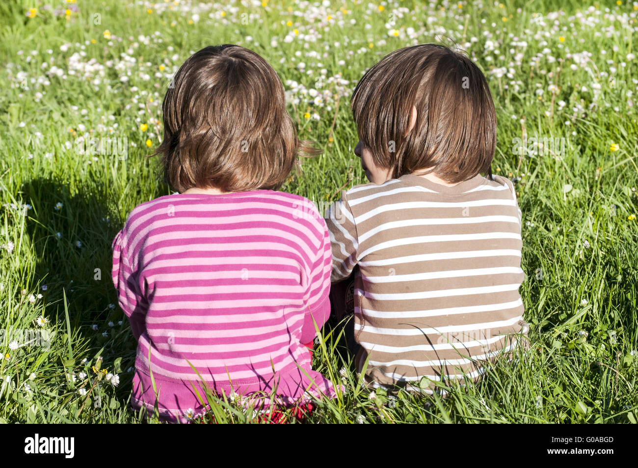 Two children sitting hi-res stock photography and images - Alamy