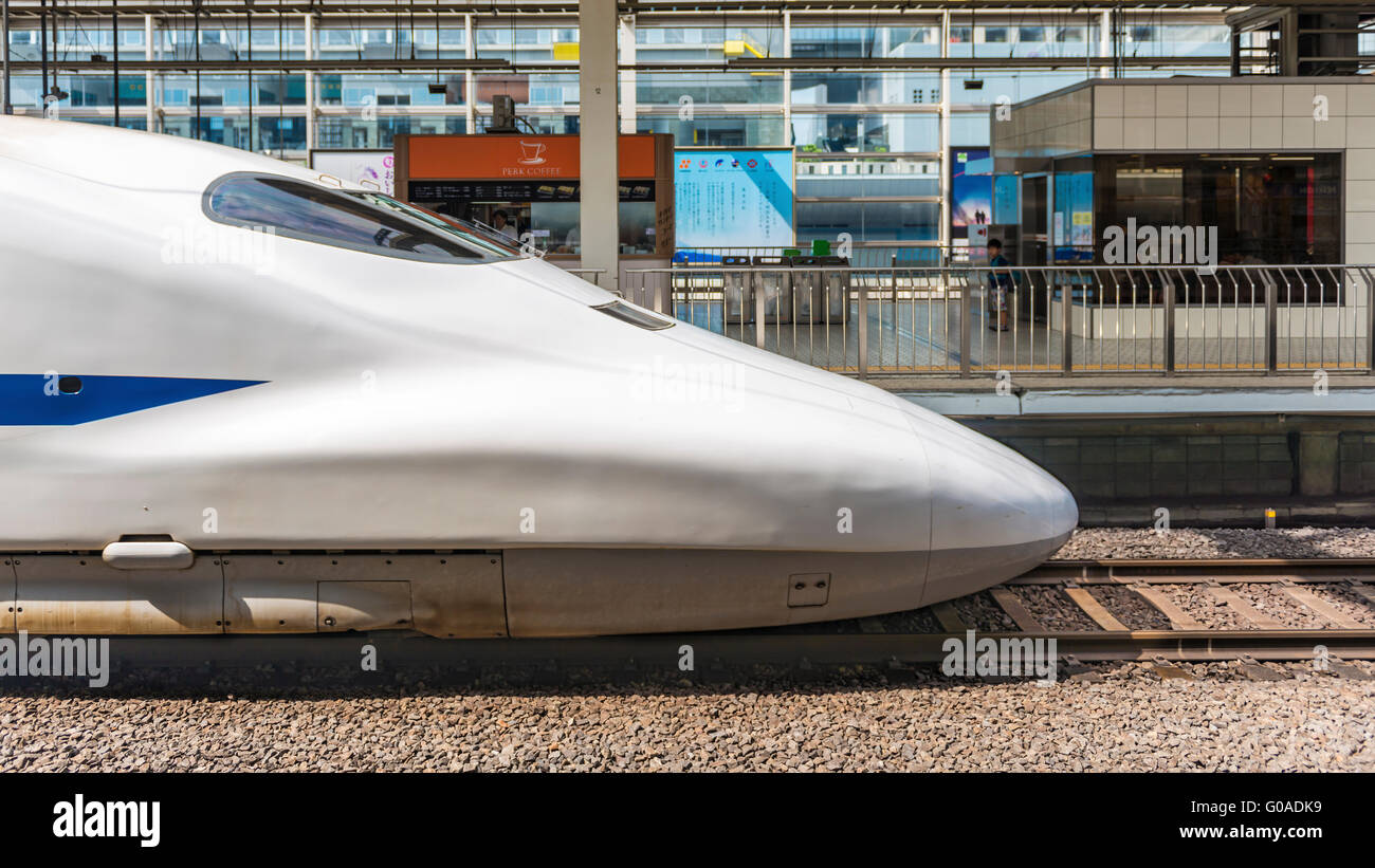 The nose of a Japan Railways Shinkansen bullet train in Kyoto station ...