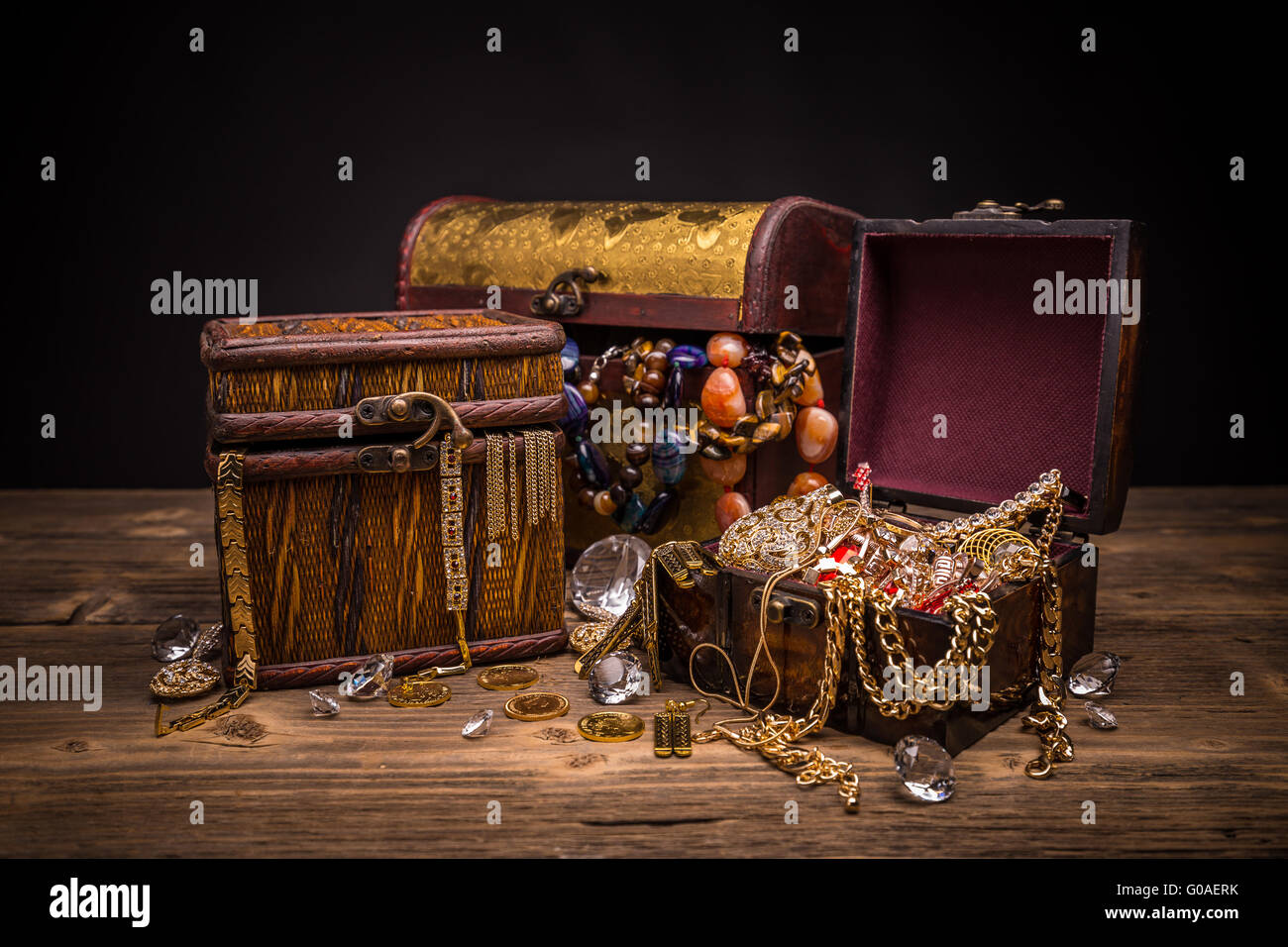 Vintage treasure chest coins hi-res stock photography and images - Alamy