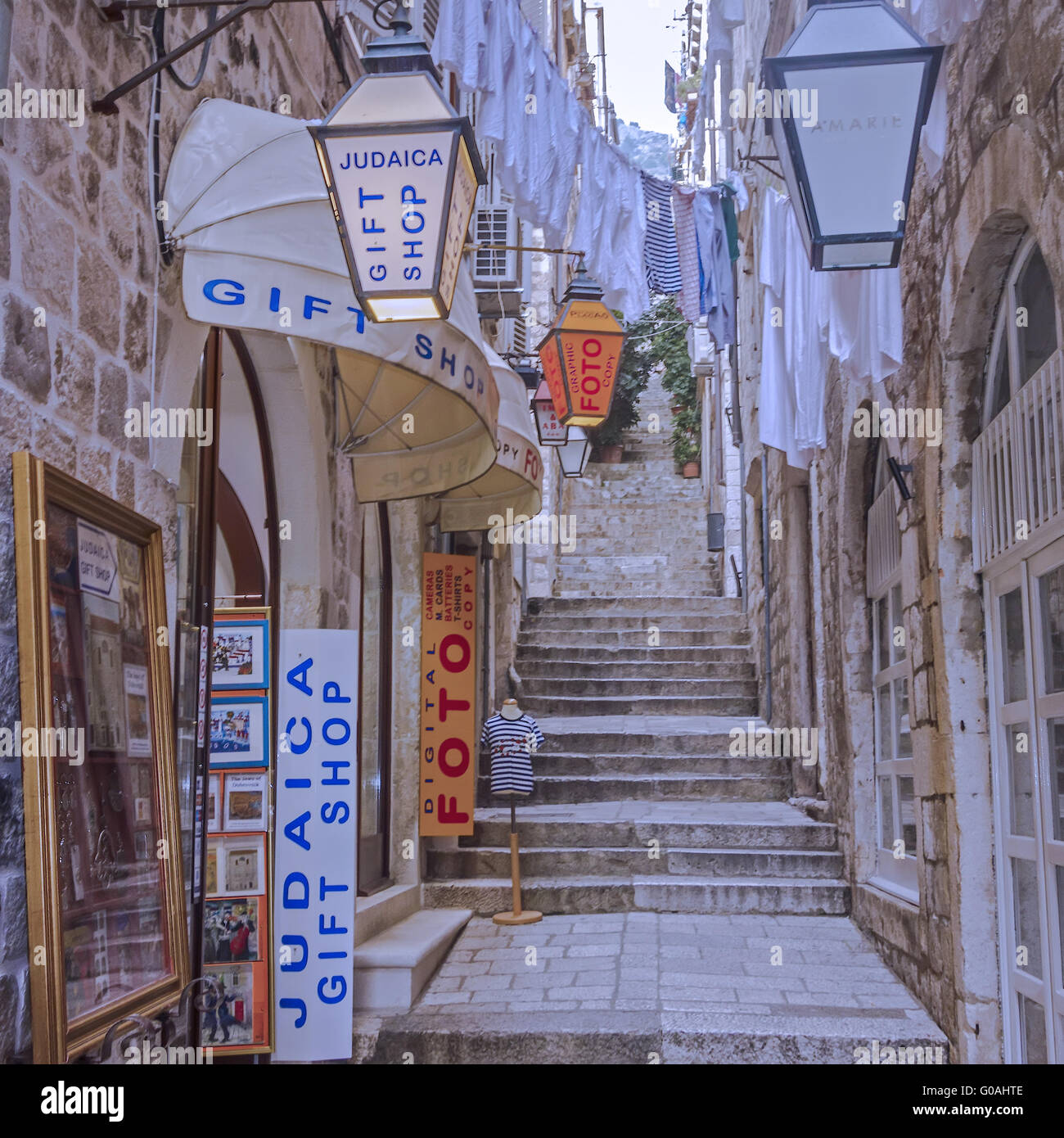 Line of shops hi-res stock photography and images - Alamy