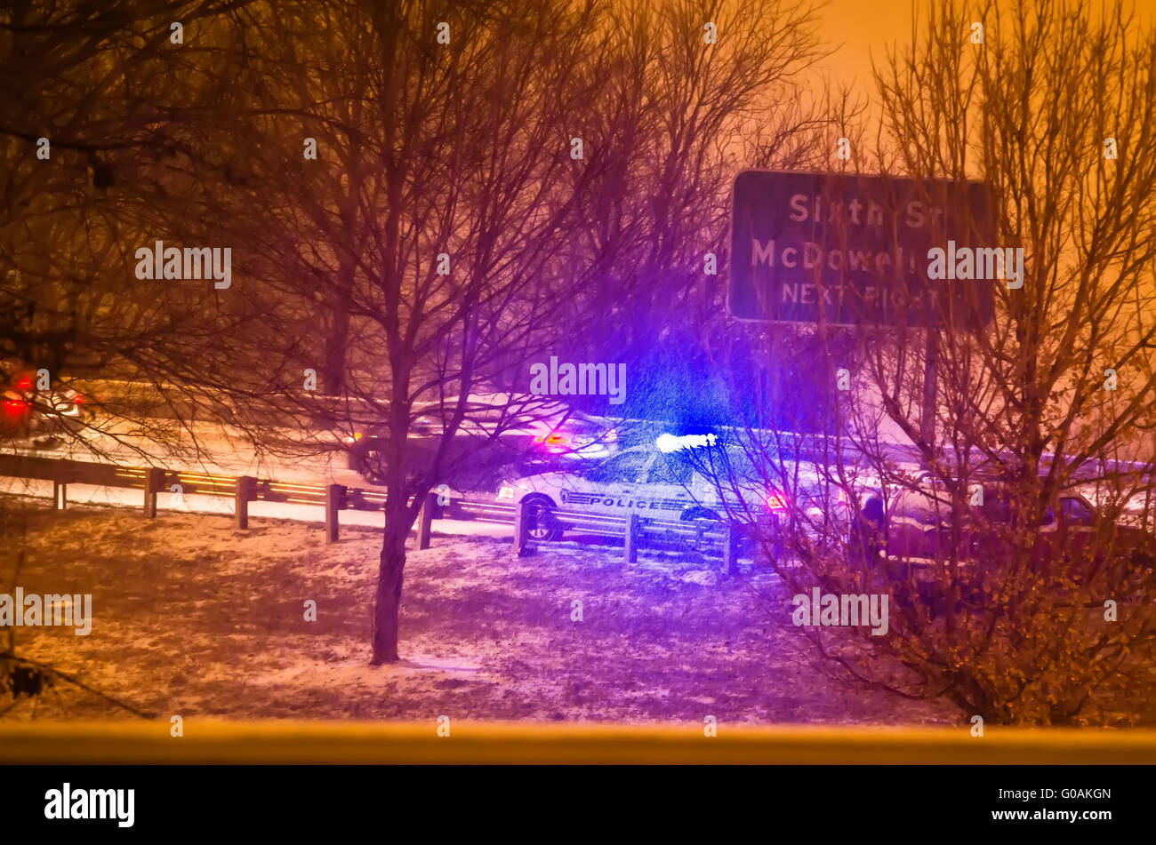 Helping the injured hi-res stock photography and images - Alamy