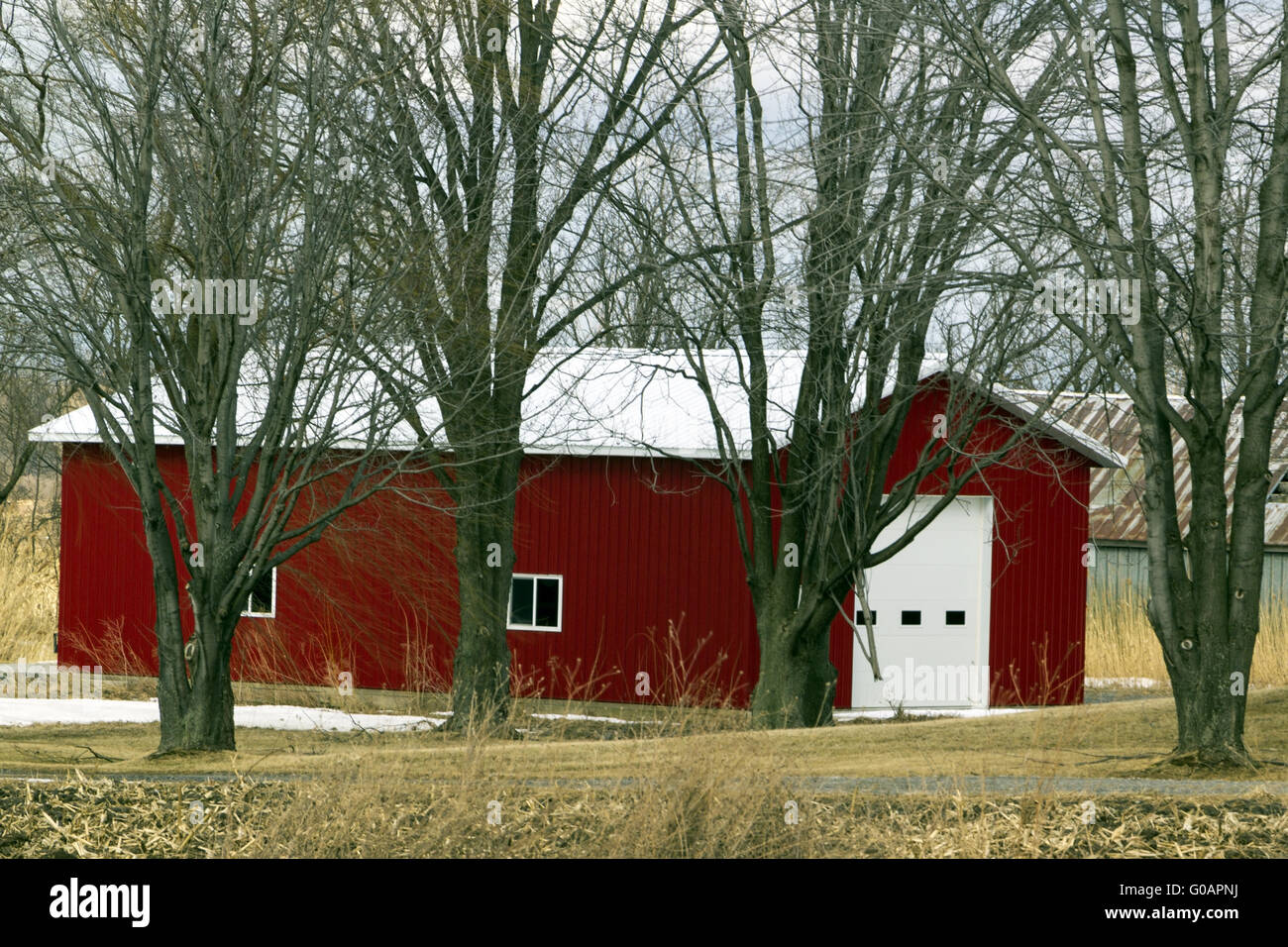 Small Red Barn Stock Photo - Alamy