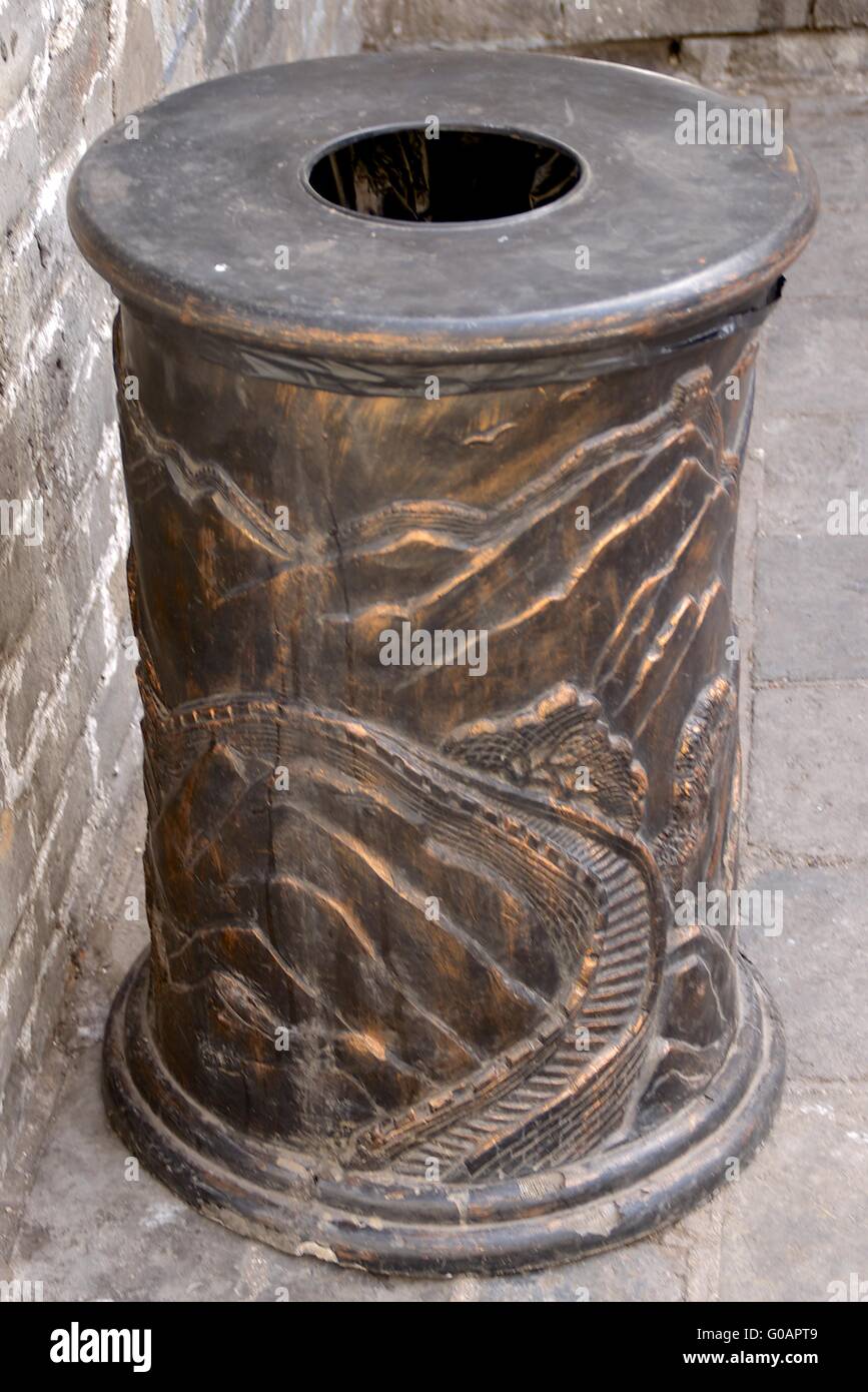 Ornamental Garbage Can - Great Wall Of China Stock Photo - Alamy