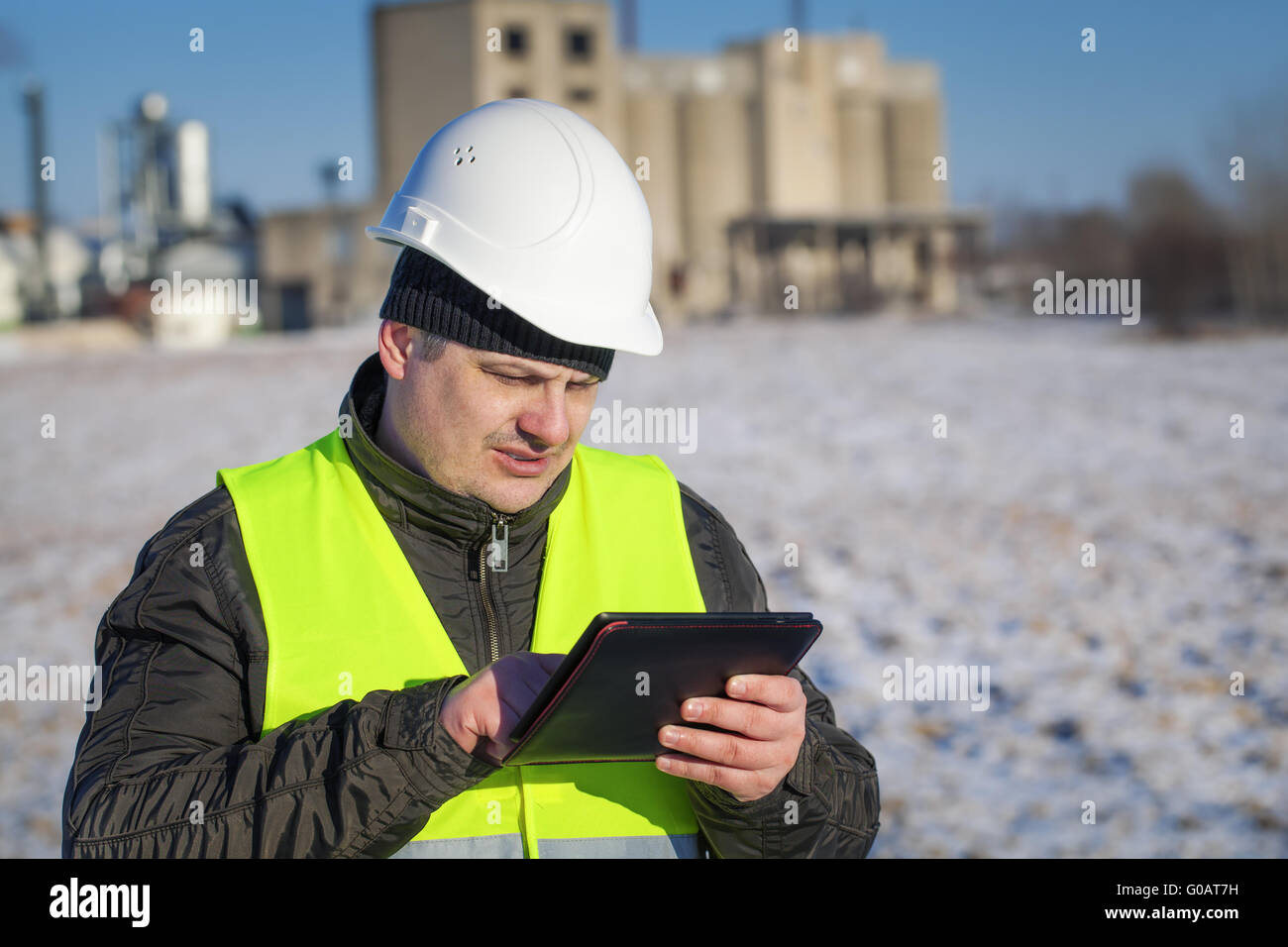 Engineer tablet chemical plant hi-res stock photography and images - Alamy