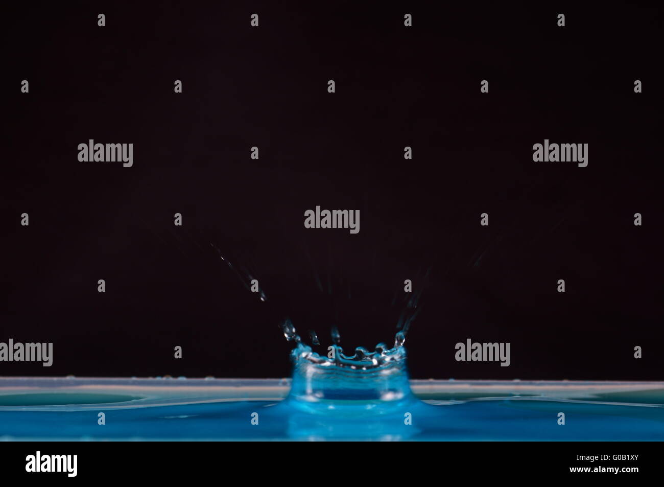 Water crown by wrapping the finished water drops a Stock Photo - Alamy