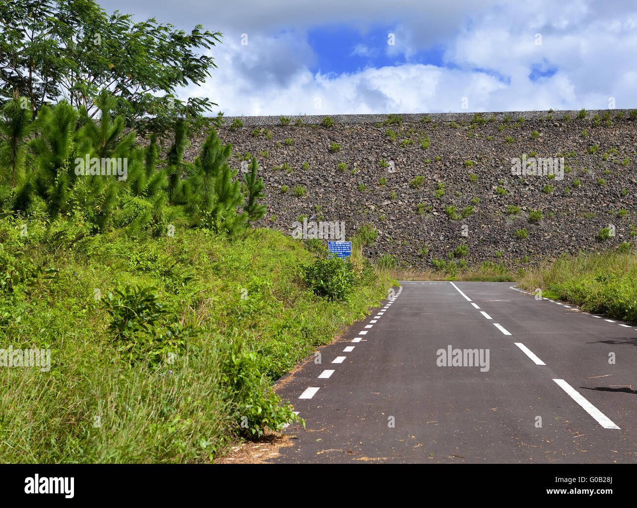 The road on an embankment at a reservoir of fresh Stock Photo - Alamy