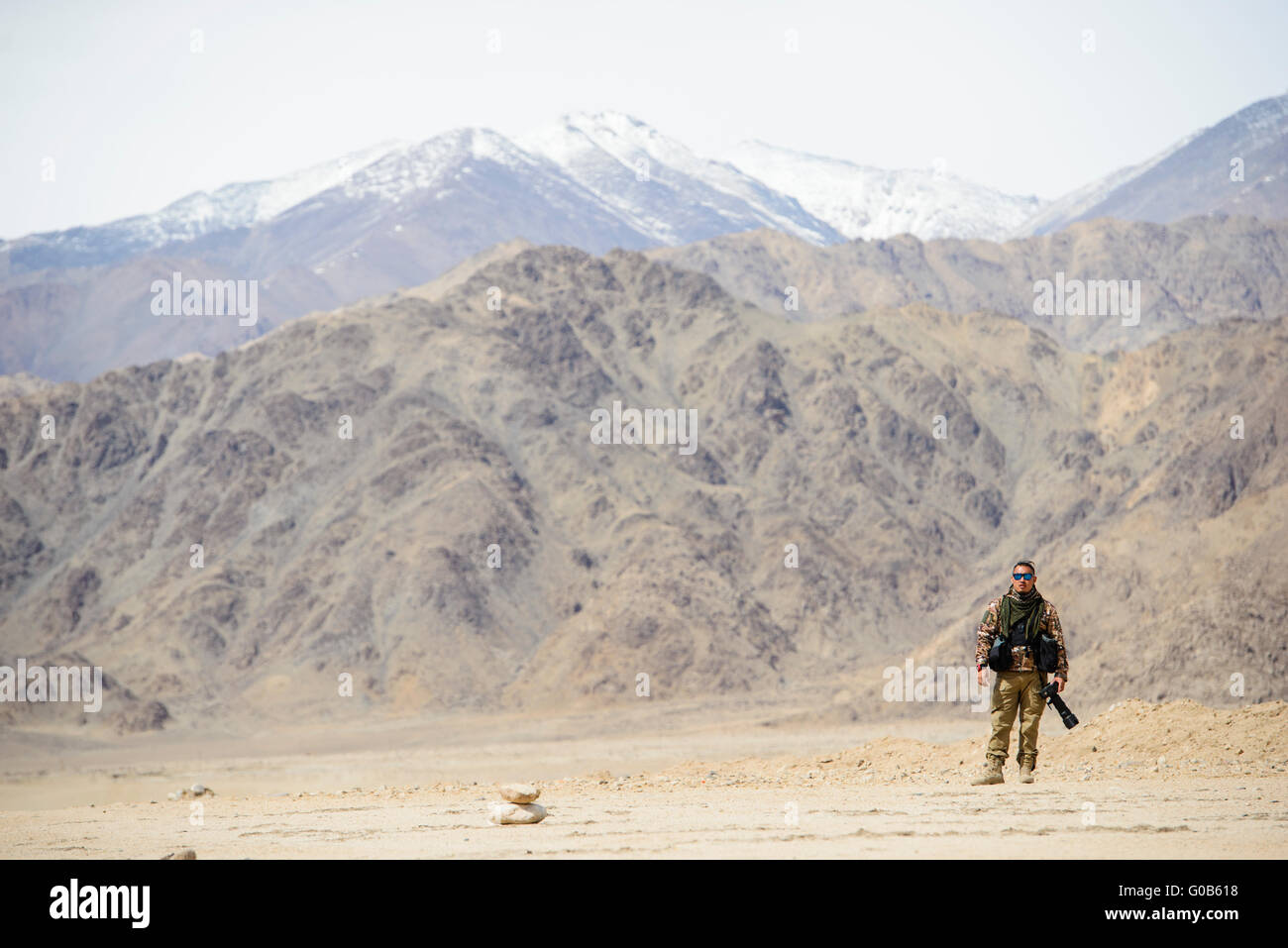 Army soldier photographer Stock Photo - Alamy