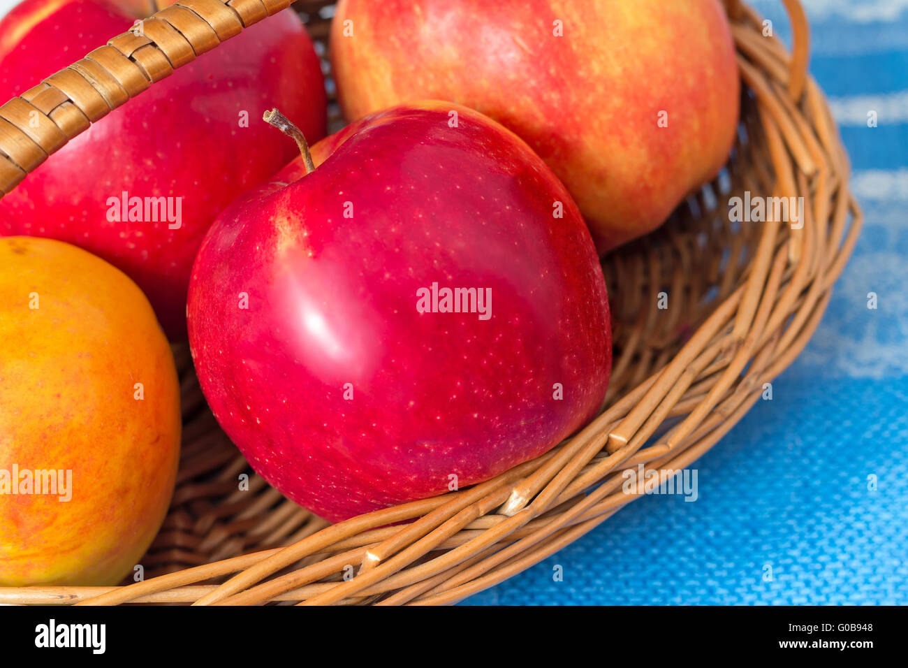 Very large apples hi-res stock photography and images - Alamy
