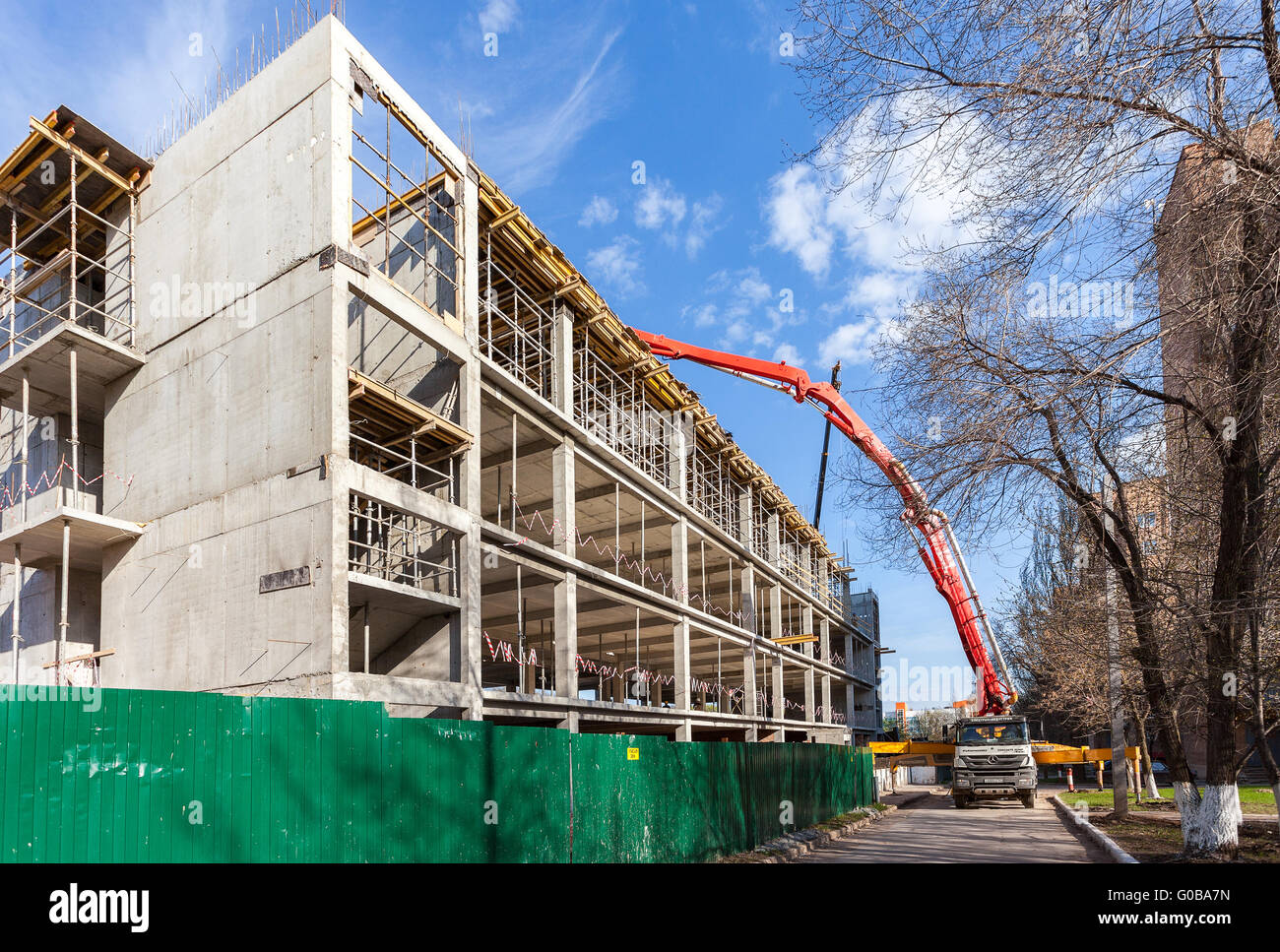 Automobile concrete pumping machine able to pump concrete in large ...