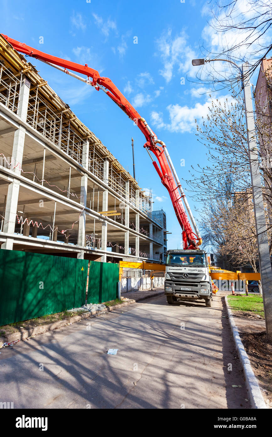 Automobile concrete pumping machine able to pump concrete in large ...