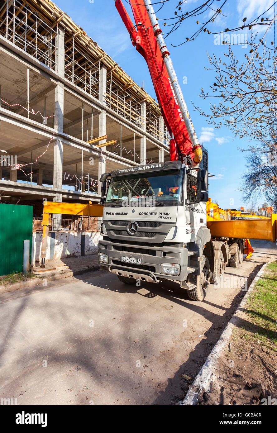 Automobile concrete pumping machine able to pump concrete in large ...