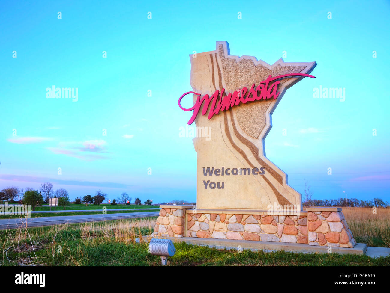 Minnesota welcomes you sign at the state border Stock Photo - Alamy