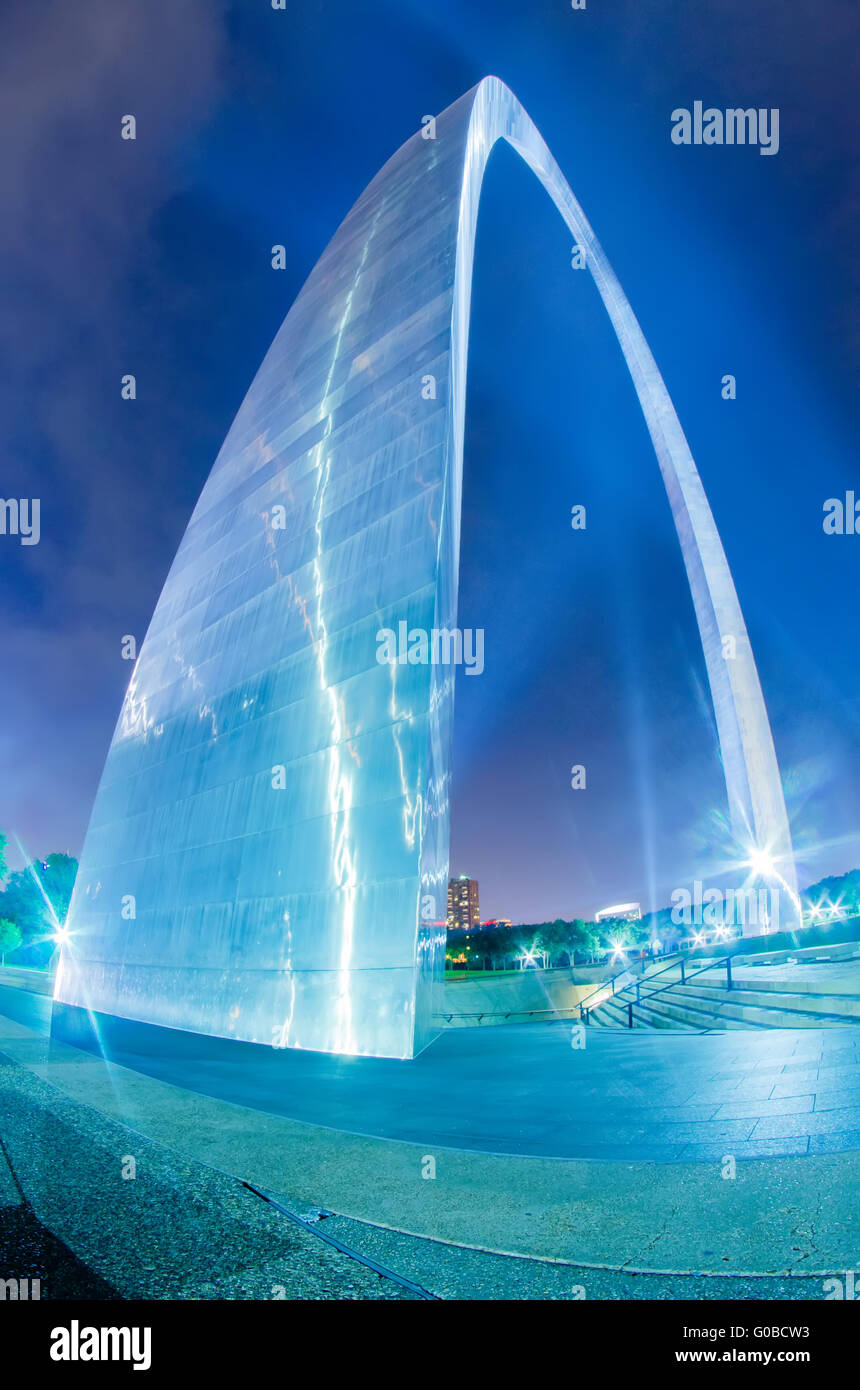 saint louis gateway arch and downtown skyline Stock Photo - Alamy