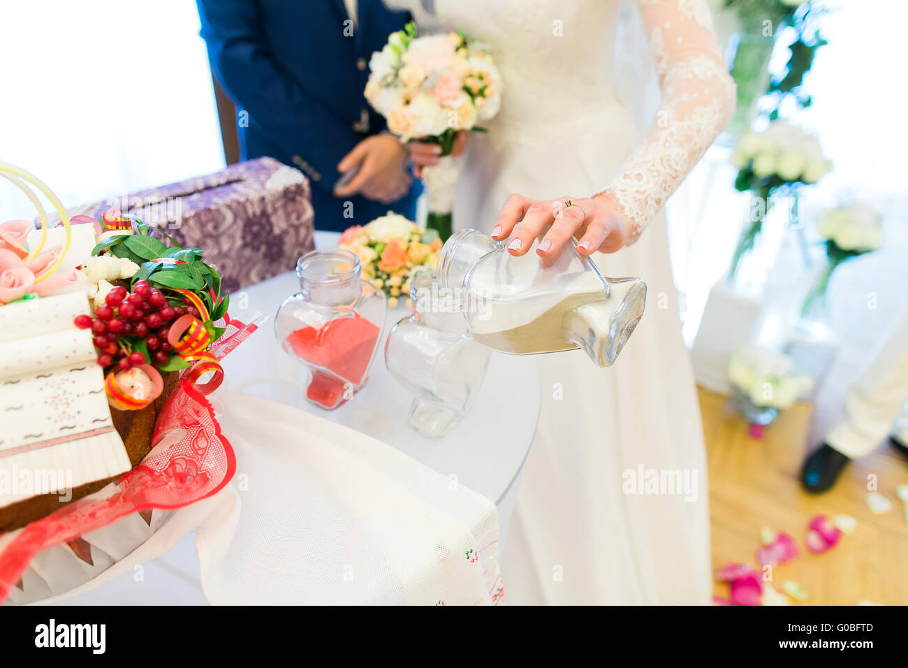 The bride and groom perform ritual ceremony of sand Stock Photo - Alamy