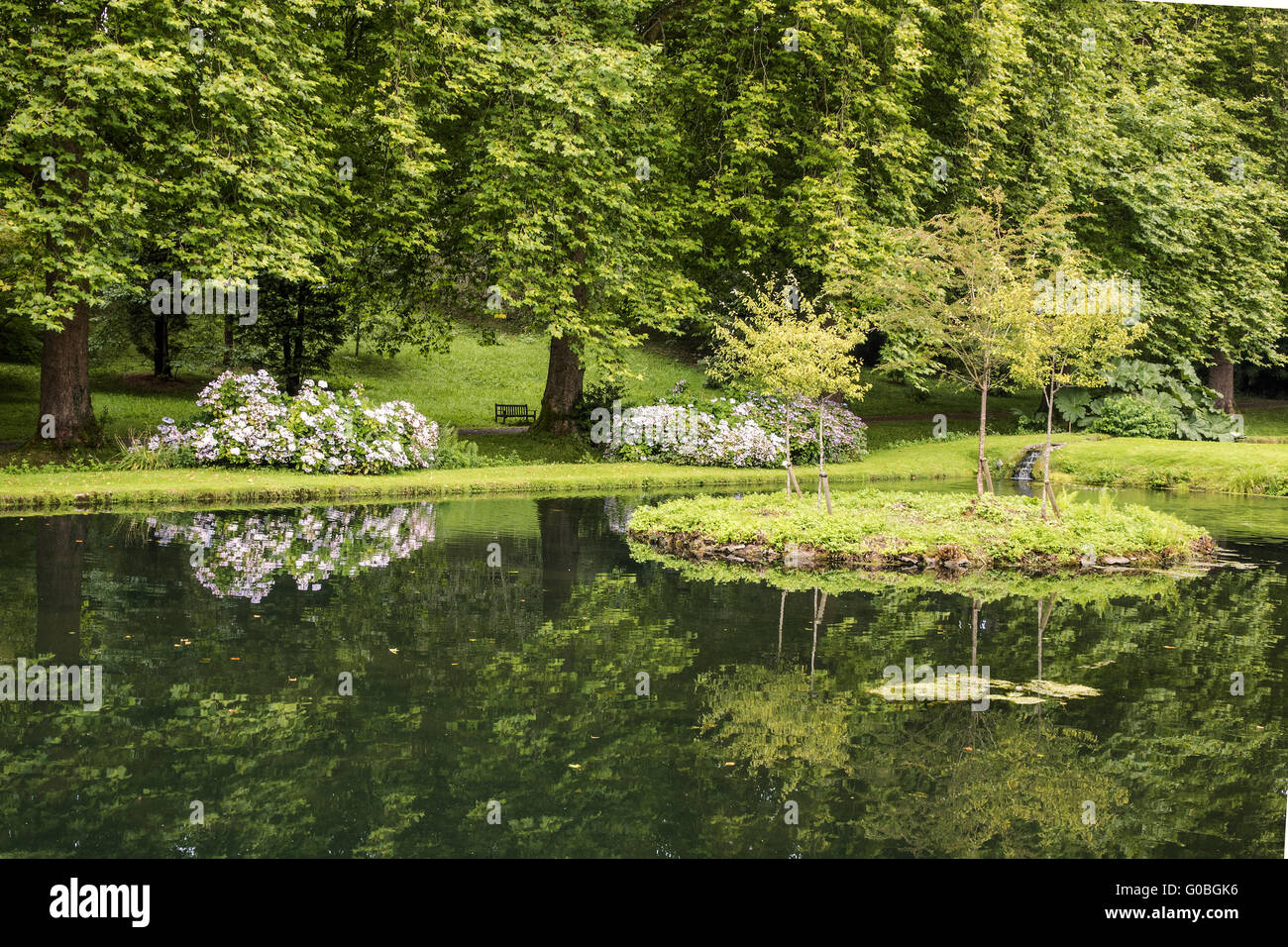 Welsh castle gardens hi-res stock photography and images - Alamy