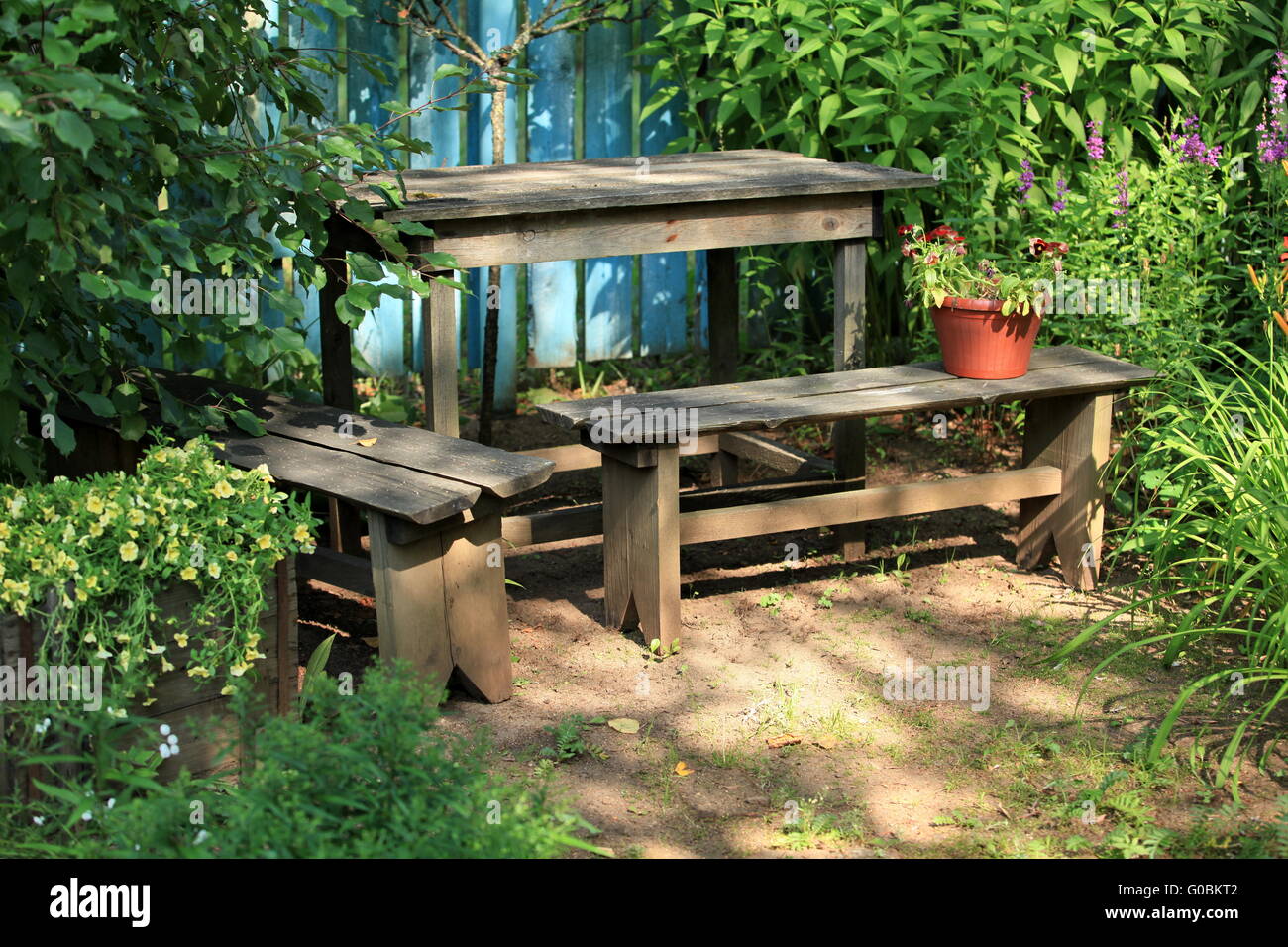Rustic garden seat hi-res stock photography and images - Alamy