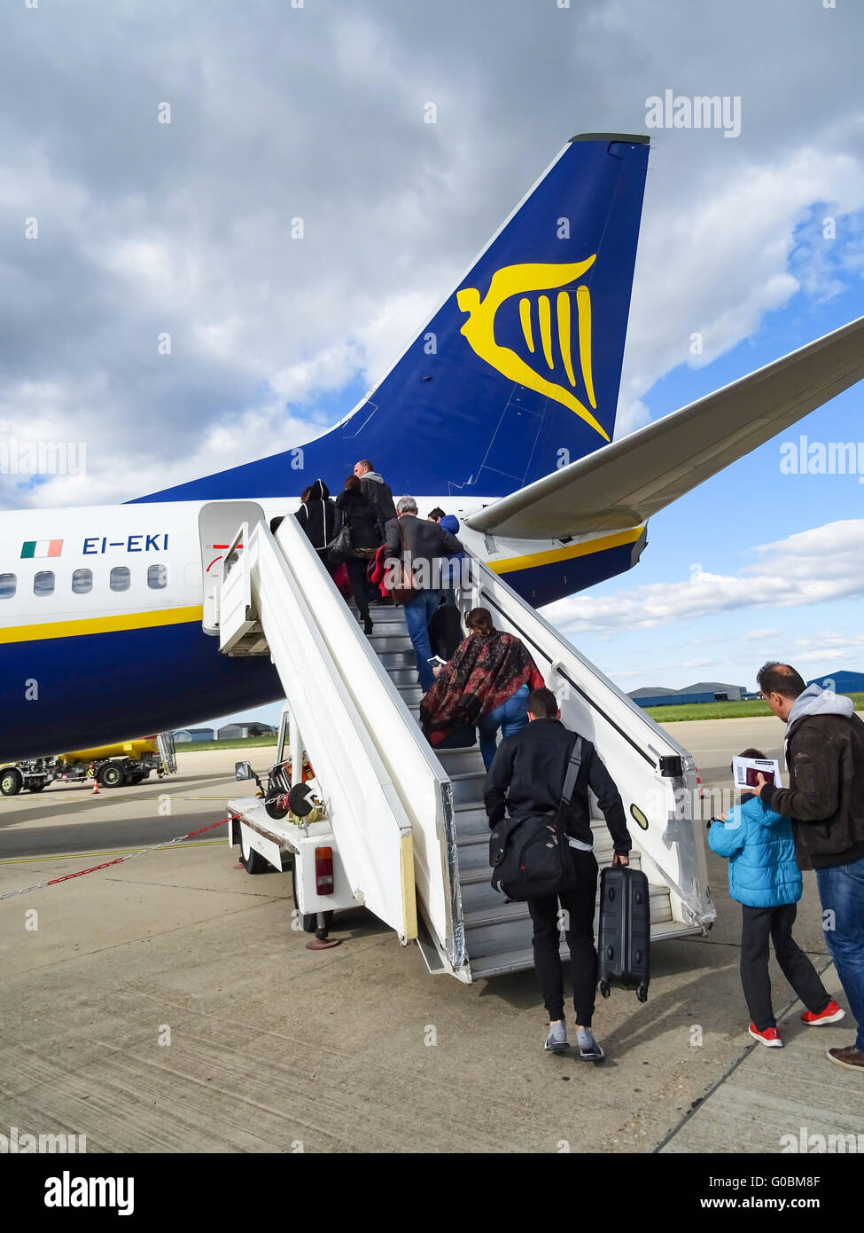 People boarding the back of a ryanair plane Stock Photo - Alamy