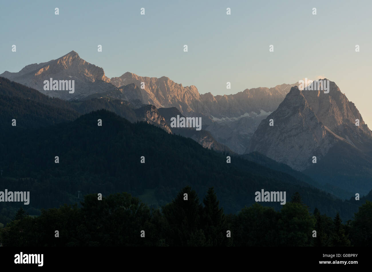 Wetterstein range with garmisch partenkirchen hi-res stock photography ...