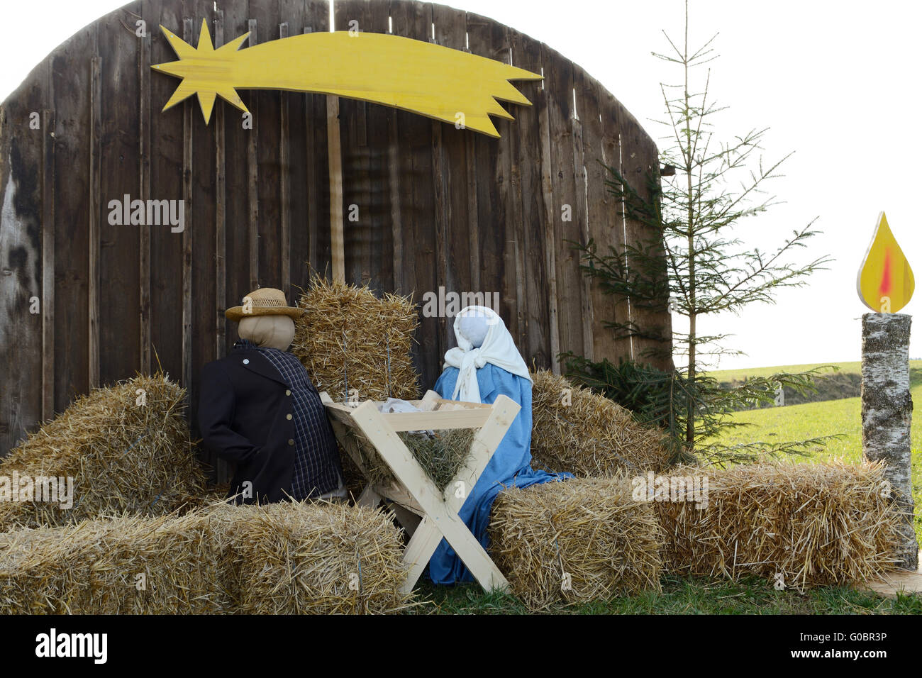 Christmas nativity scene with life-size figures Stock Photo - Alamy
