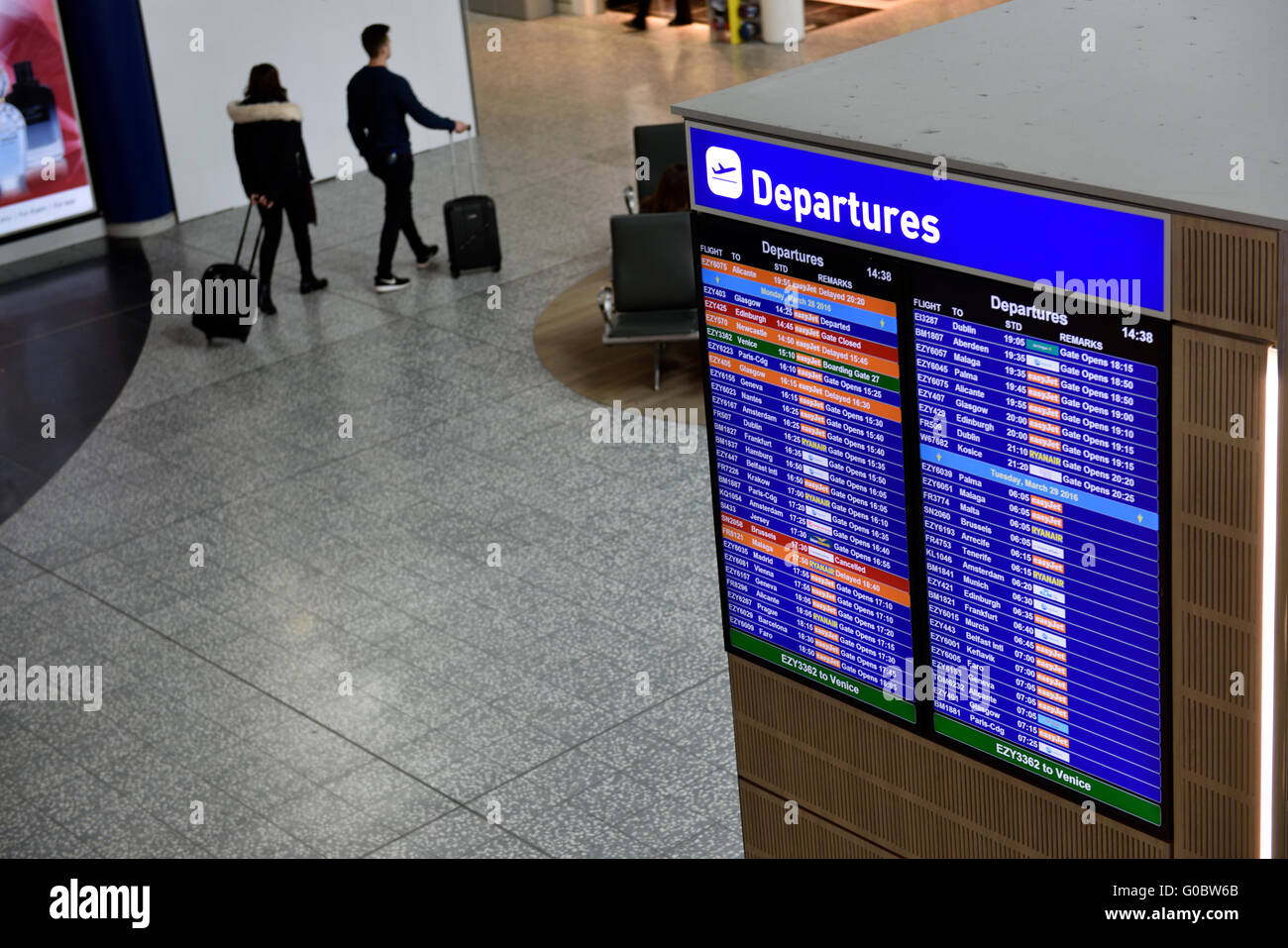 Departures airport sign hi-res stock photography and images - Alamy