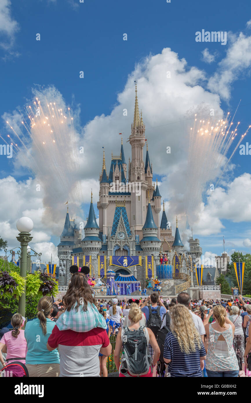 Disney fireworks family hi-res stock photography and images - Alamy