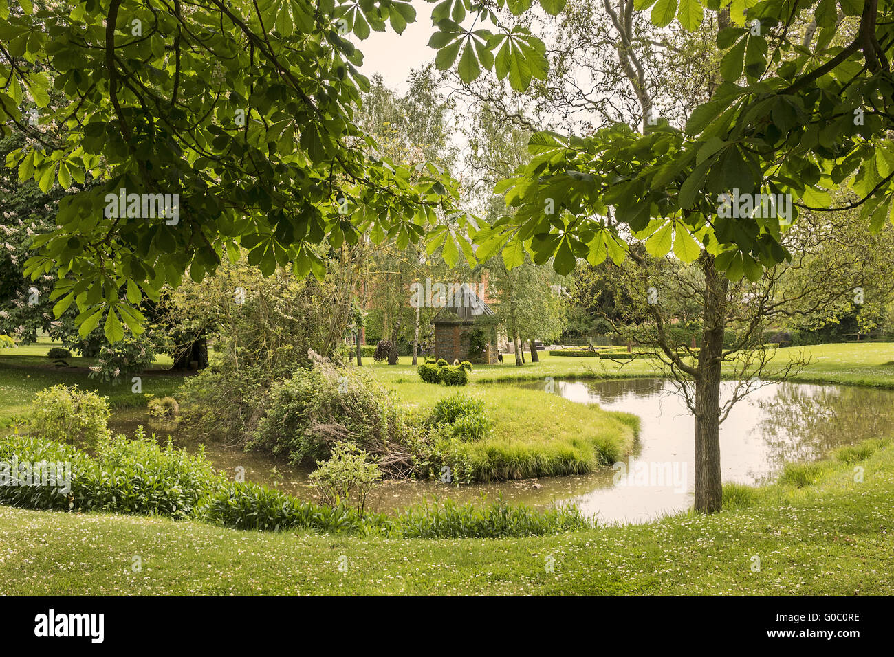 Octagonal Hut By The Lake Brimton Berkshire UK Stock Photo - Alamy