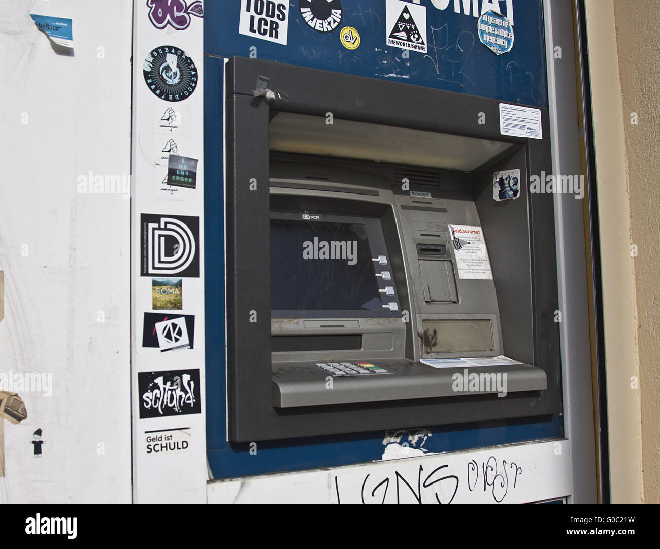Bank vending hi-res stock photography and images - Alamy