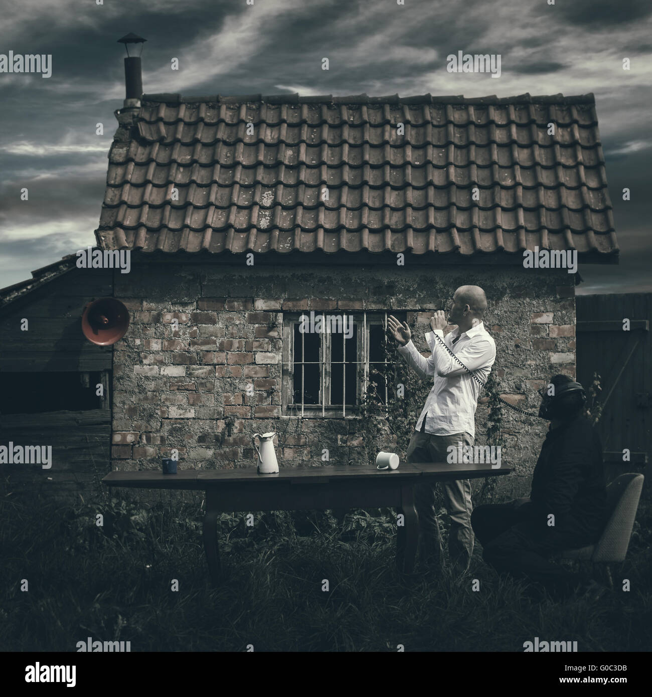Man try to explain hi-res stock photography and images - Alamy