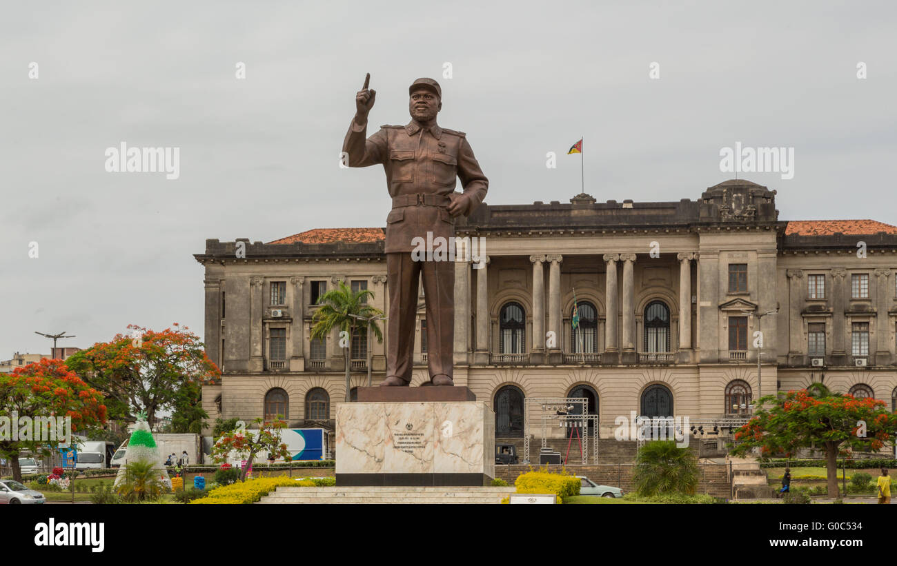 Statue of Samora Moisés Machel at Independence Square Stock Photo - Alamy