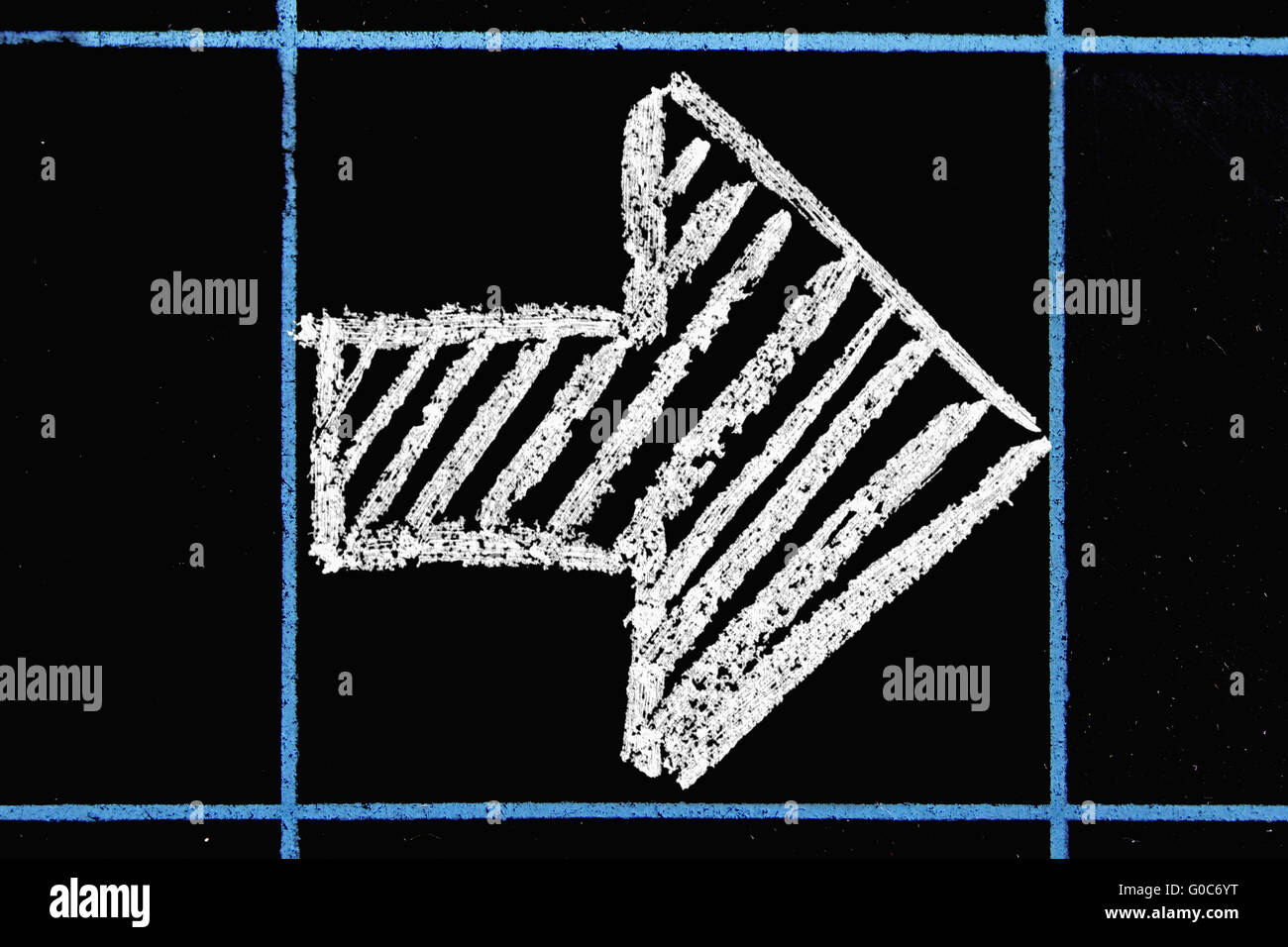 right arrow sign handwritten on black chalkboard Stock Photo - Alamy