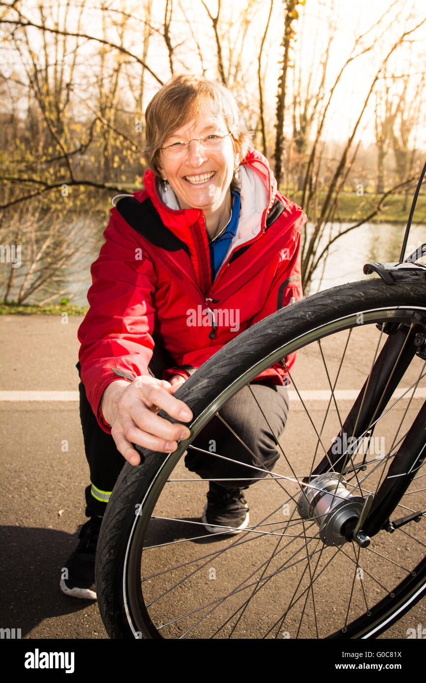 Woman takes a break from riding her bike Stock Photo - Alamy