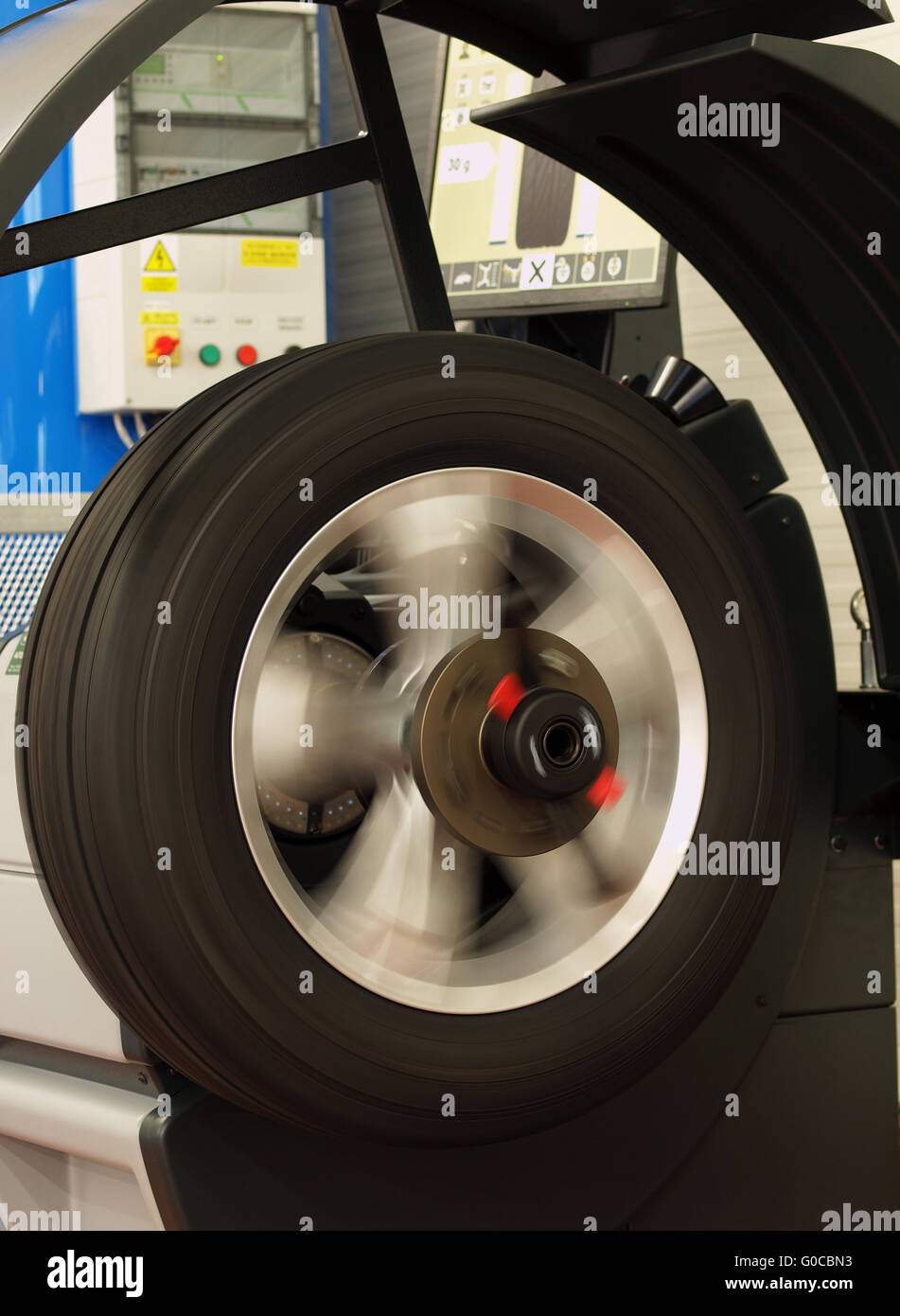 Car workshop wheel hi-res stock photography and images - Alamy
