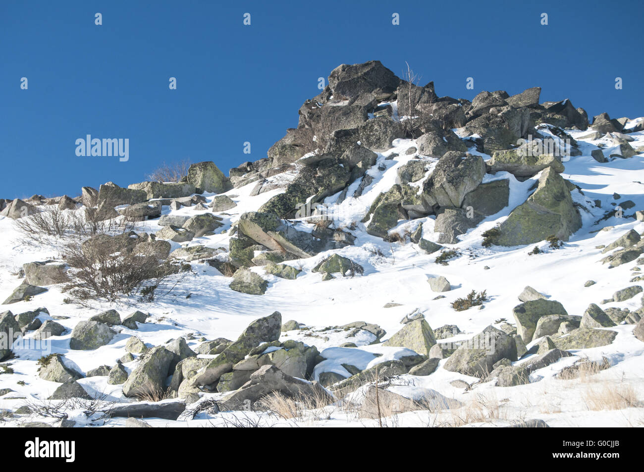 Snowy mountain rock ridge in clear sunny winter da Stock Photo - Alamy