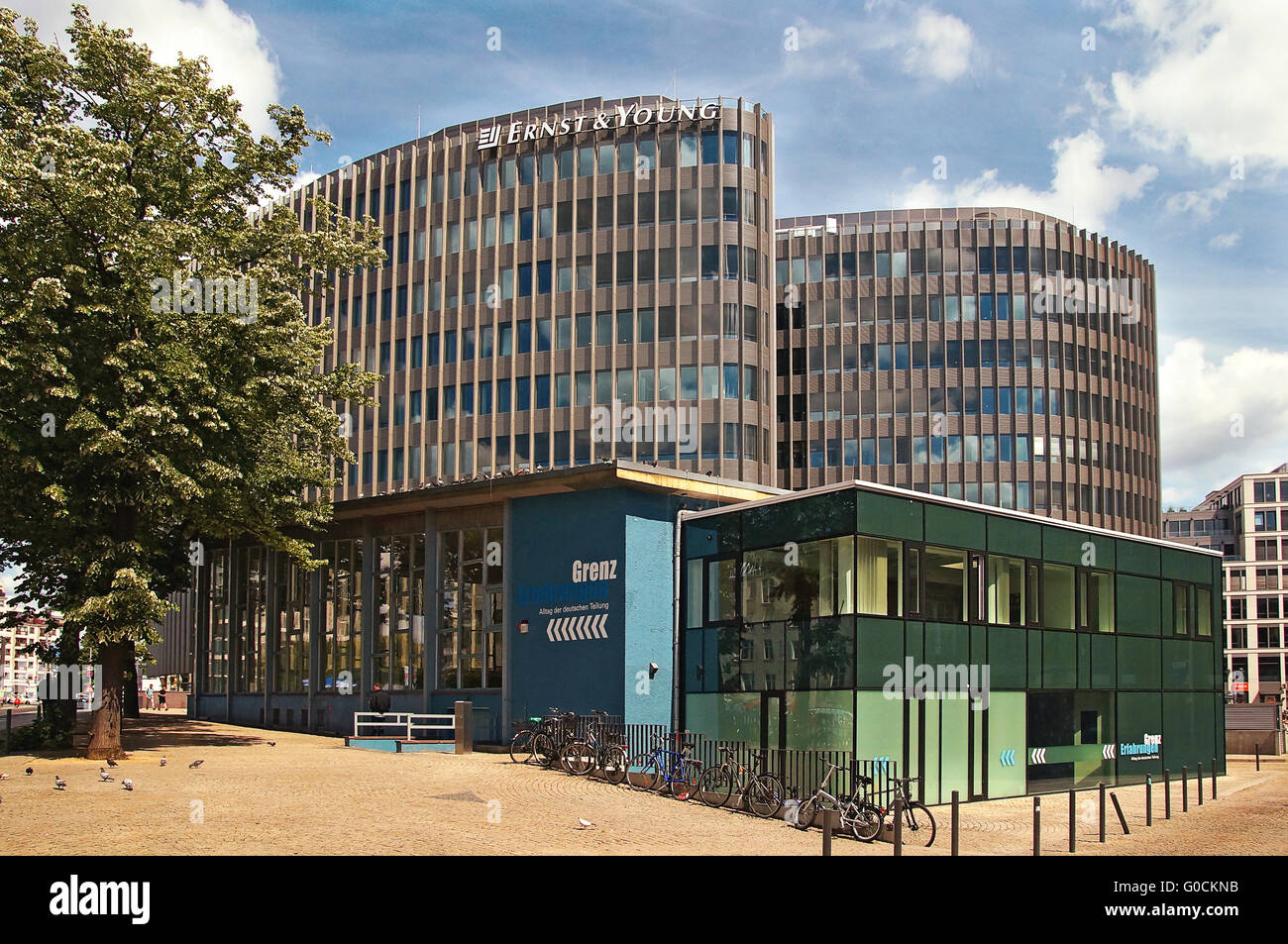 Grenza bergang friedrichstrasse hi-res stock photography and images - Alamy