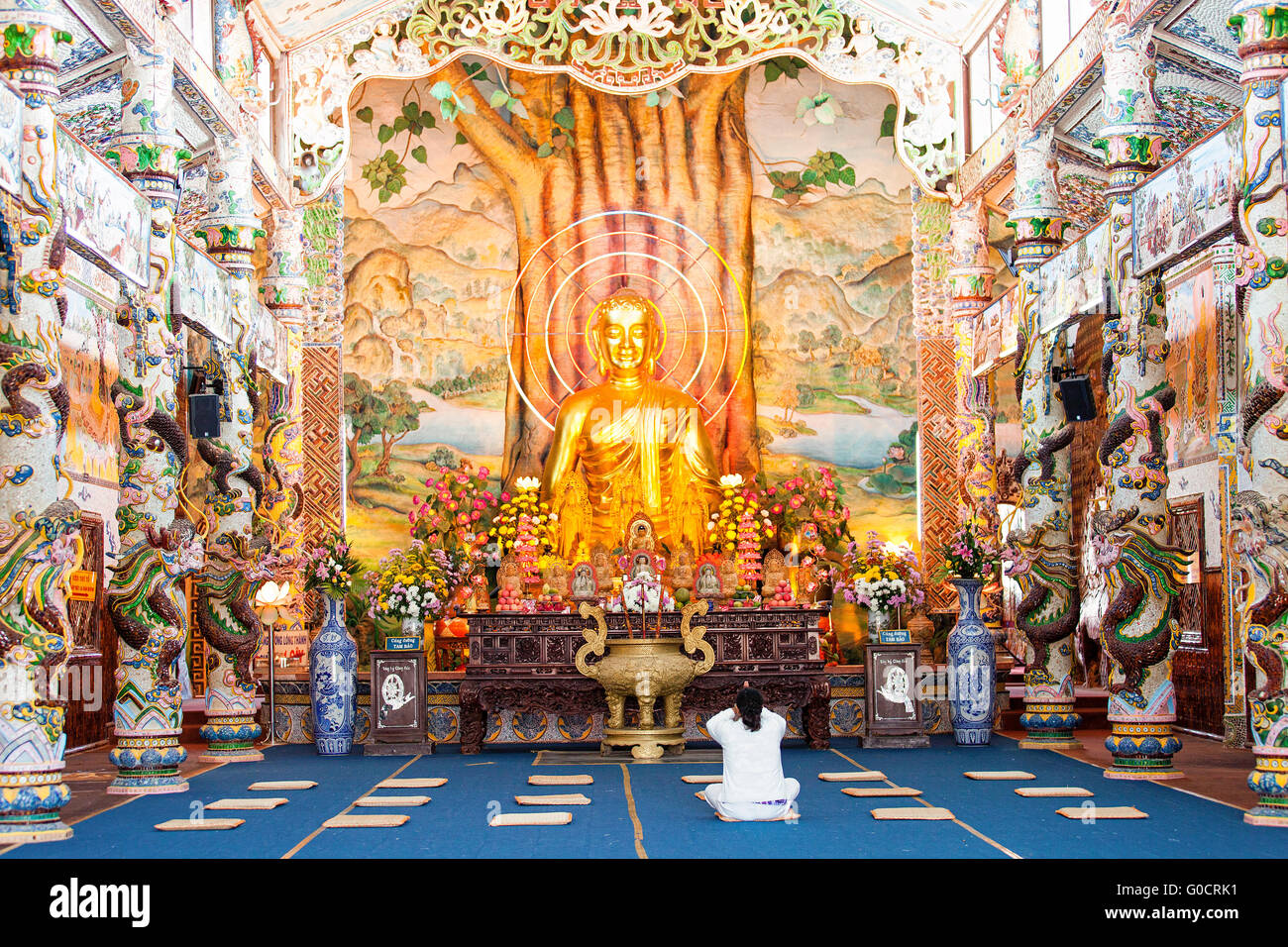 People sitting inside golden temple hi-res stock photography and images ...