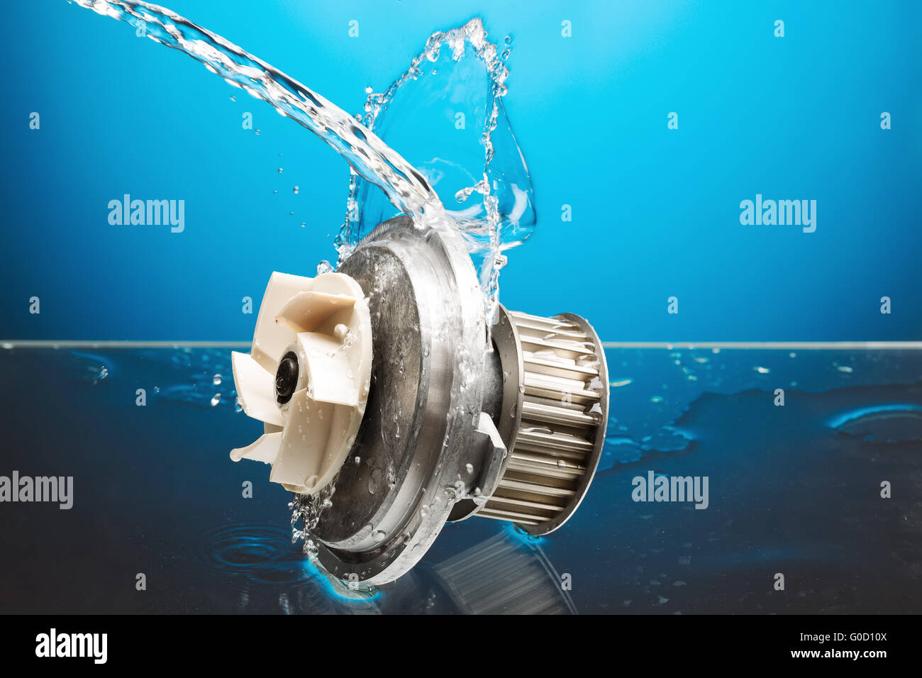 Auto parts, engine cooling pump in water splash on blue background ...