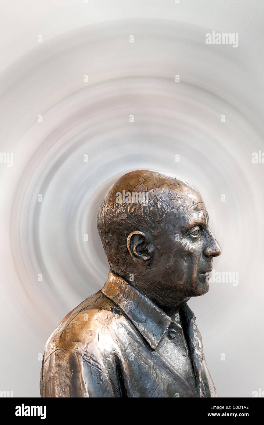 Picasso bronze statue hi-res stock photography and images - Alamy