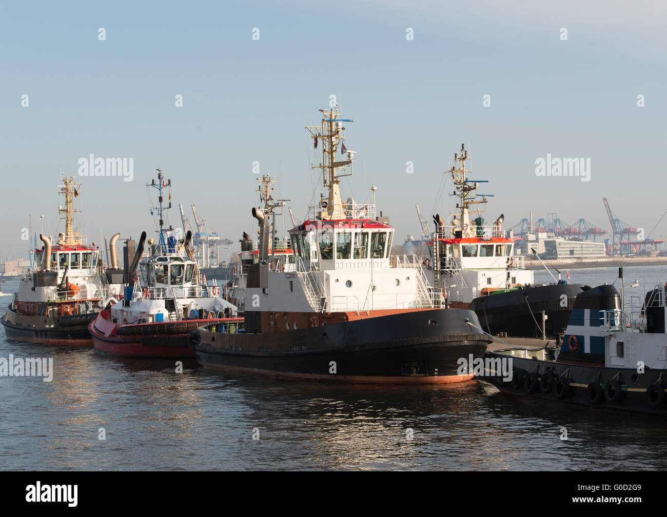 Tug mooring container ship hi-res stock photography and images - Alamy